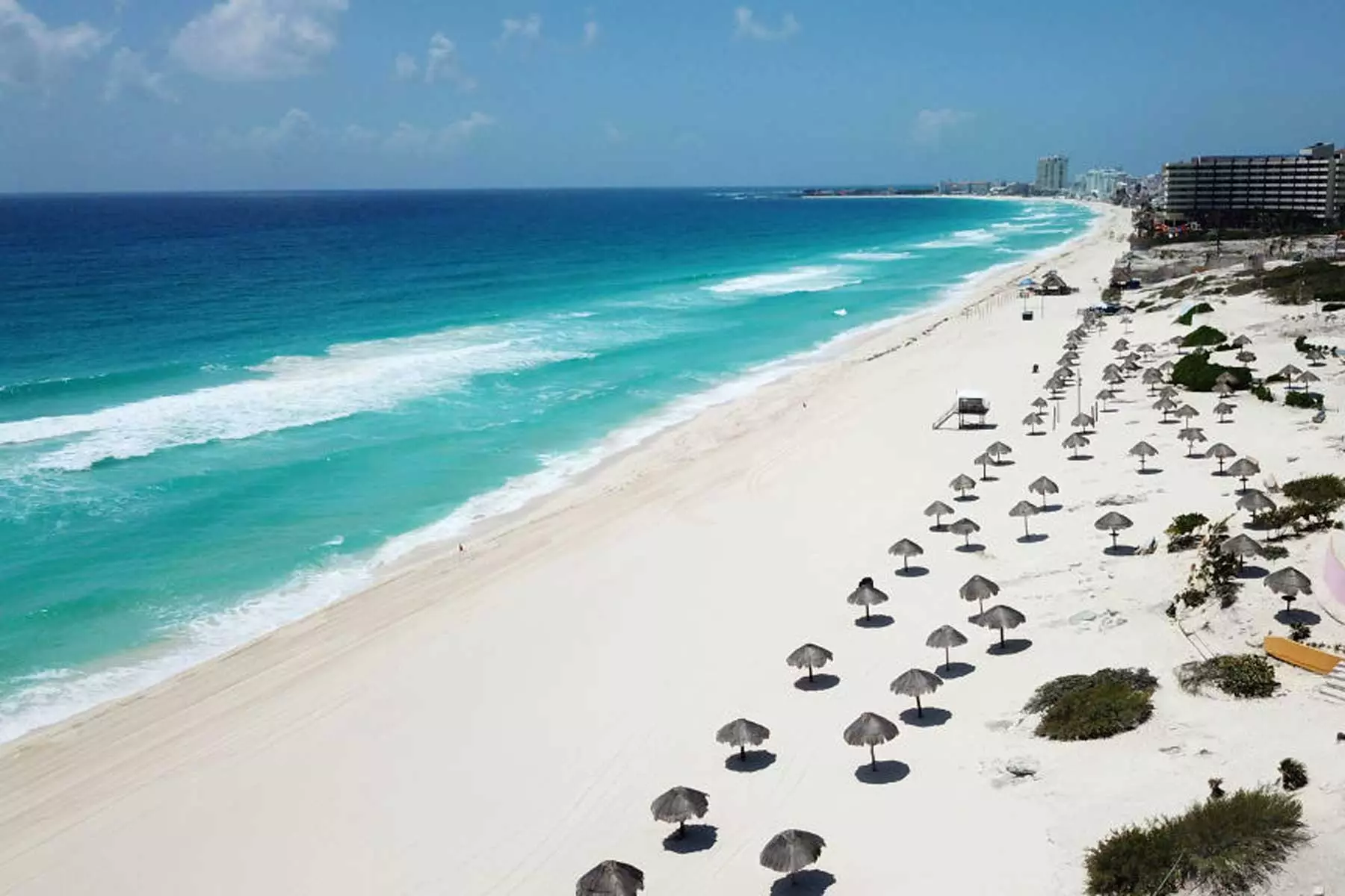 Muuqaalka hawada ee xeebta Punta Cancun Abriil 21, 2020 gudaha Cancun, Mexico.