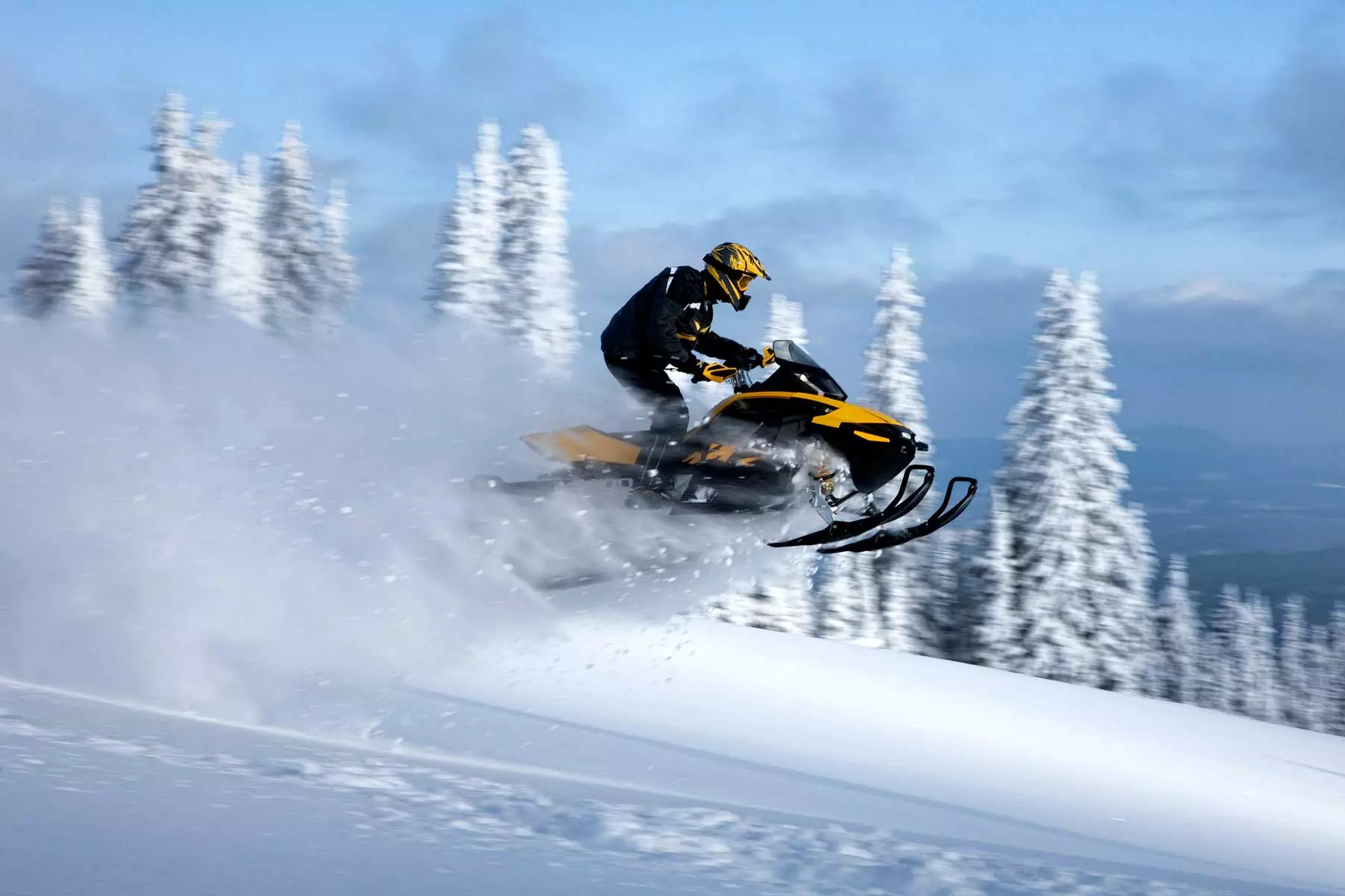 Snowmobile yn yr awyr mewn powdr West Yellowstone