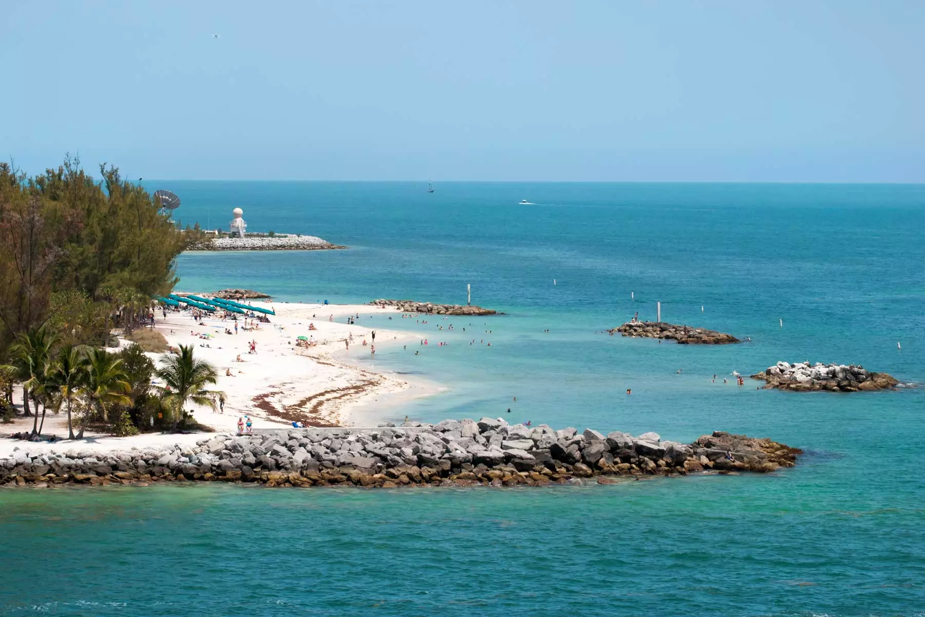 Õhuvaade Key Westi kuurortlinna rannale Fort Zachary Taylori pargis Floridas.