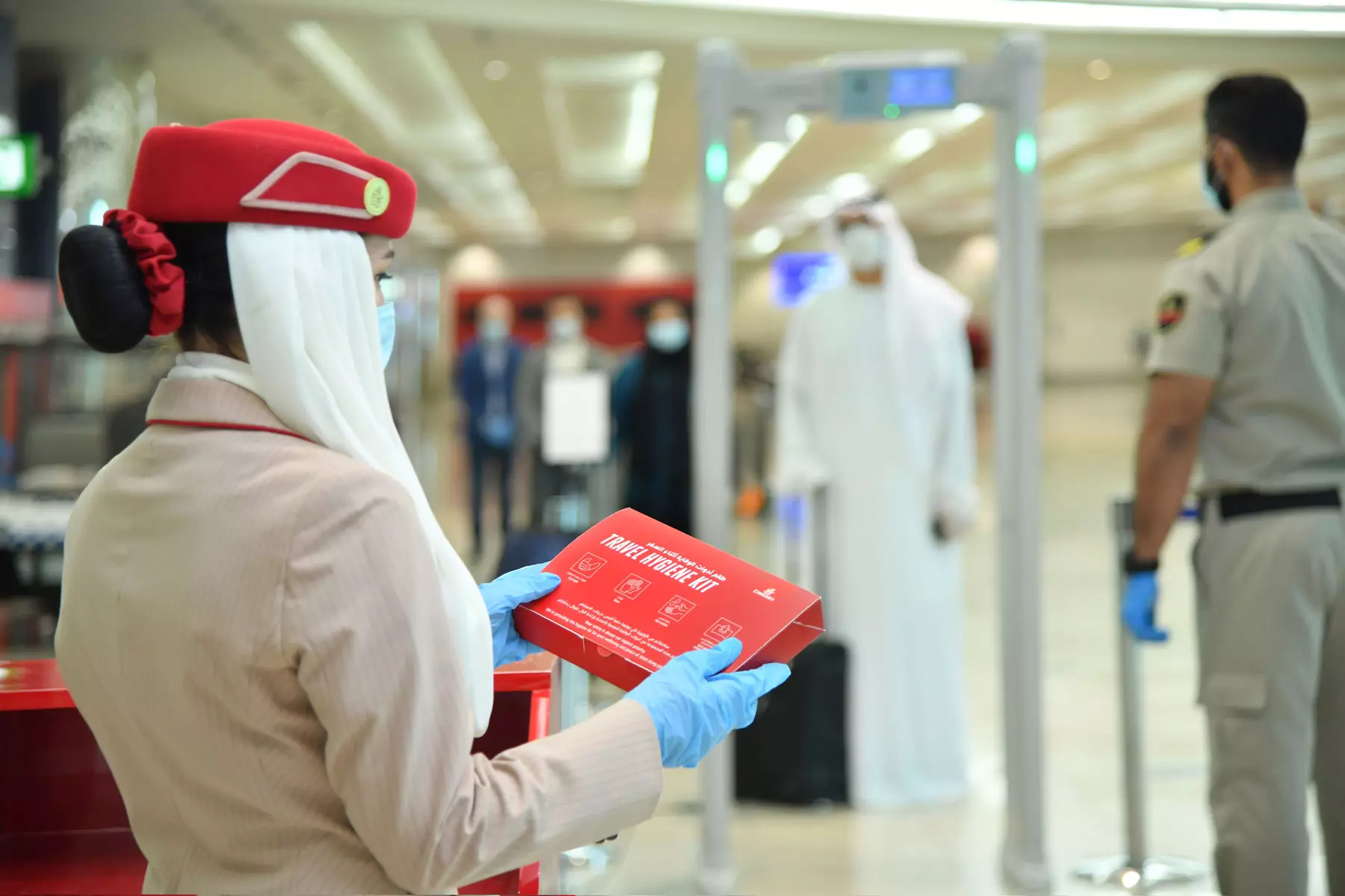 Zaposlenik Emiratesa drži pribor za higijenu