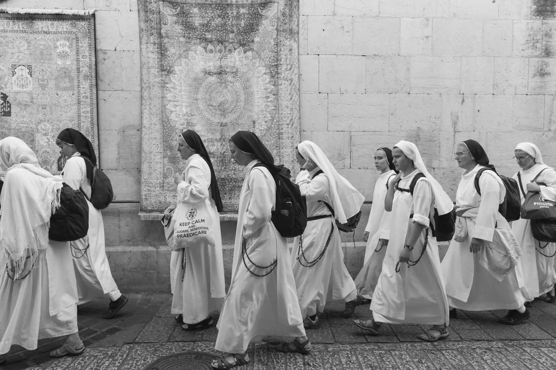 Photo en noir et blanc montrant des religieuses catholiques marchant à Jérusalem