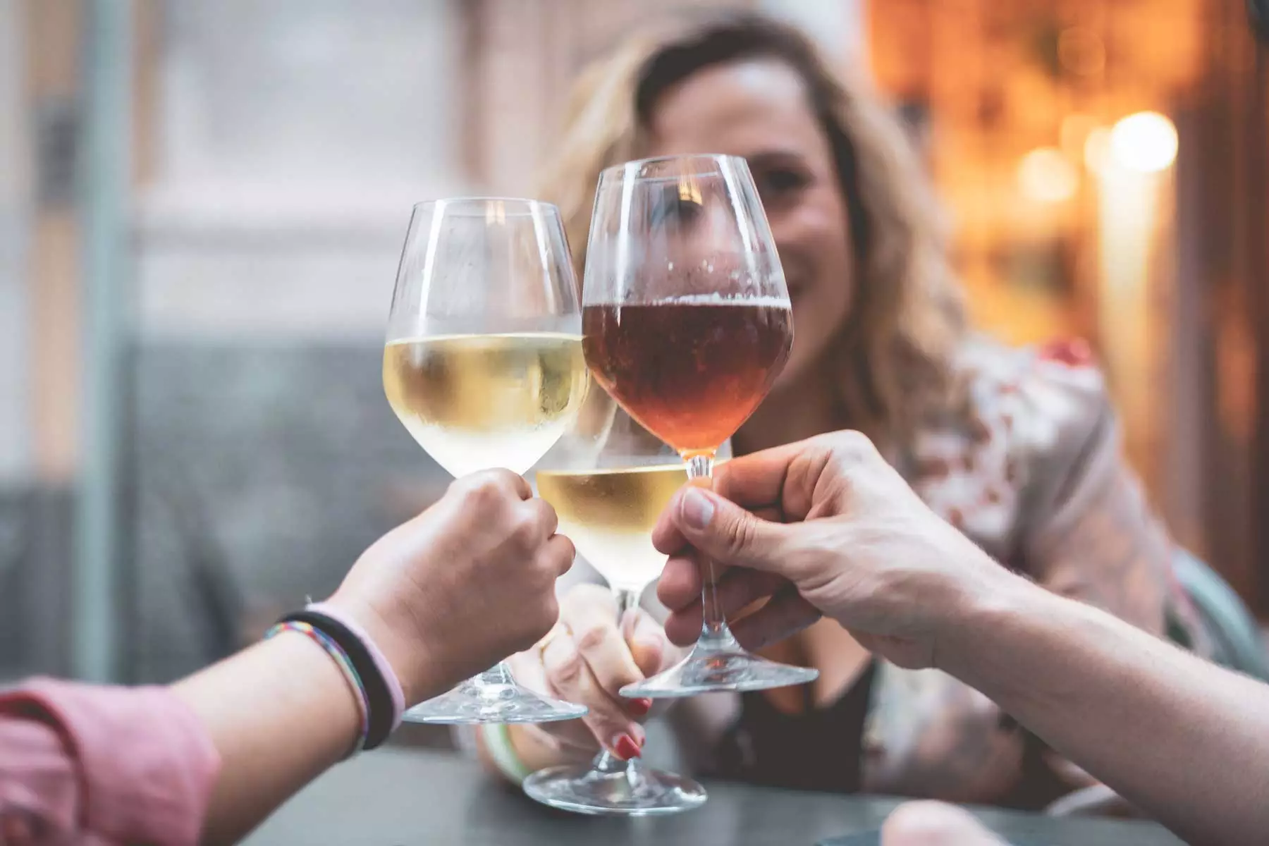 Amigos brindando com taças de vinho