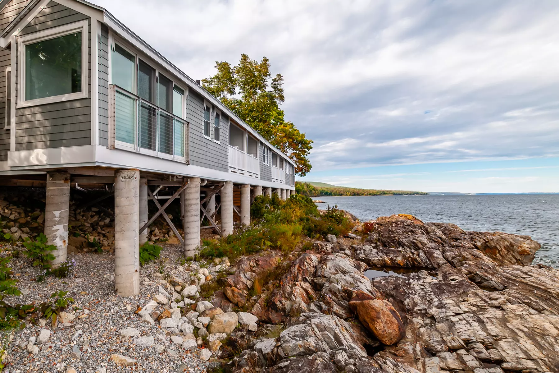 Exteriör av en stuga på Drift Oceanside Inn