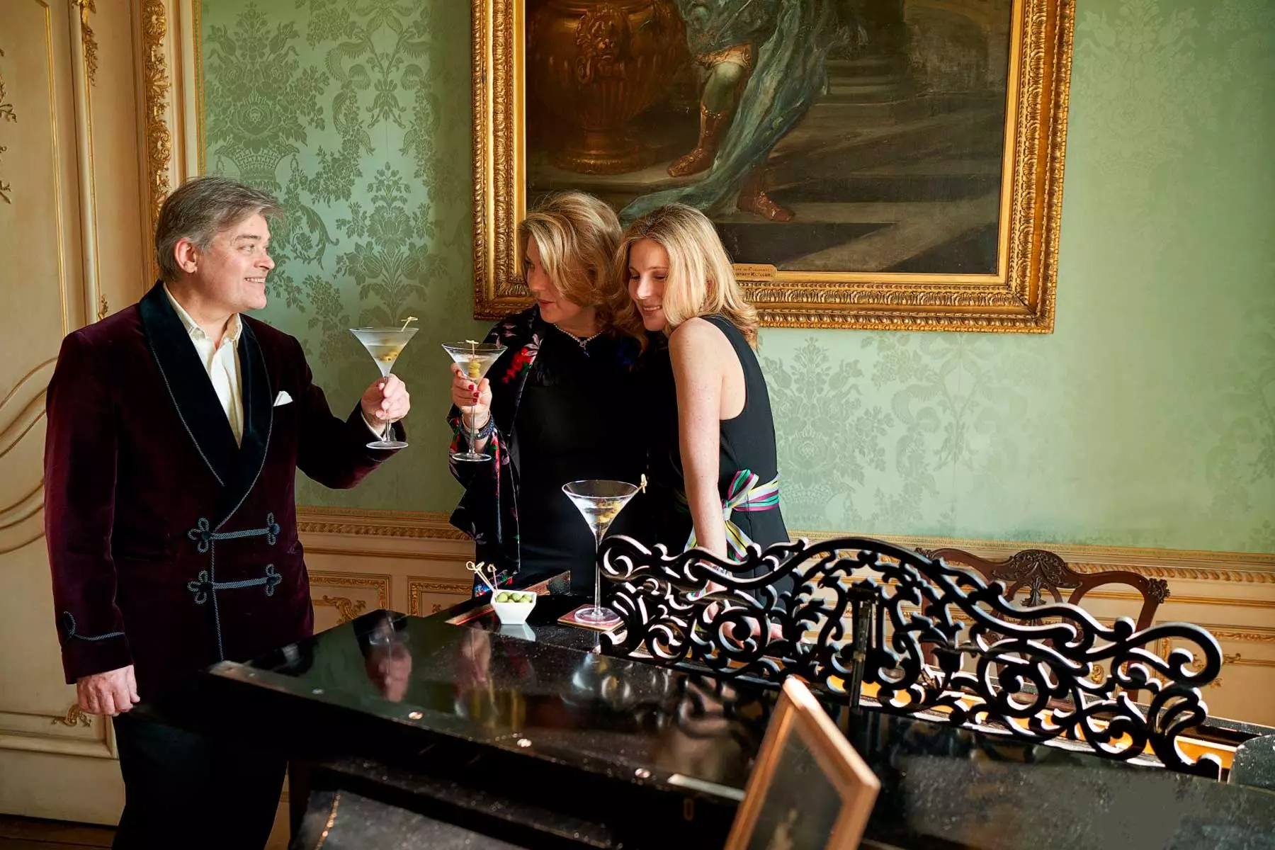 Pessoas apreciando martinis de gin no Castelo de Highclere