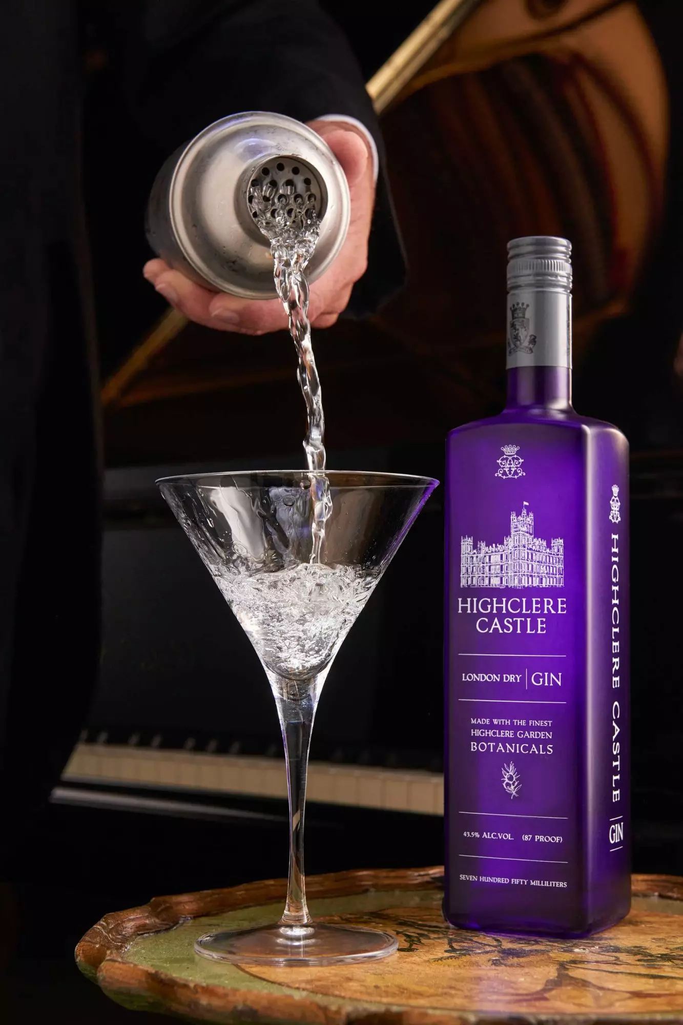 Highclere Castle Gin Martini သွန်းလောင်းခံရခြင်း။