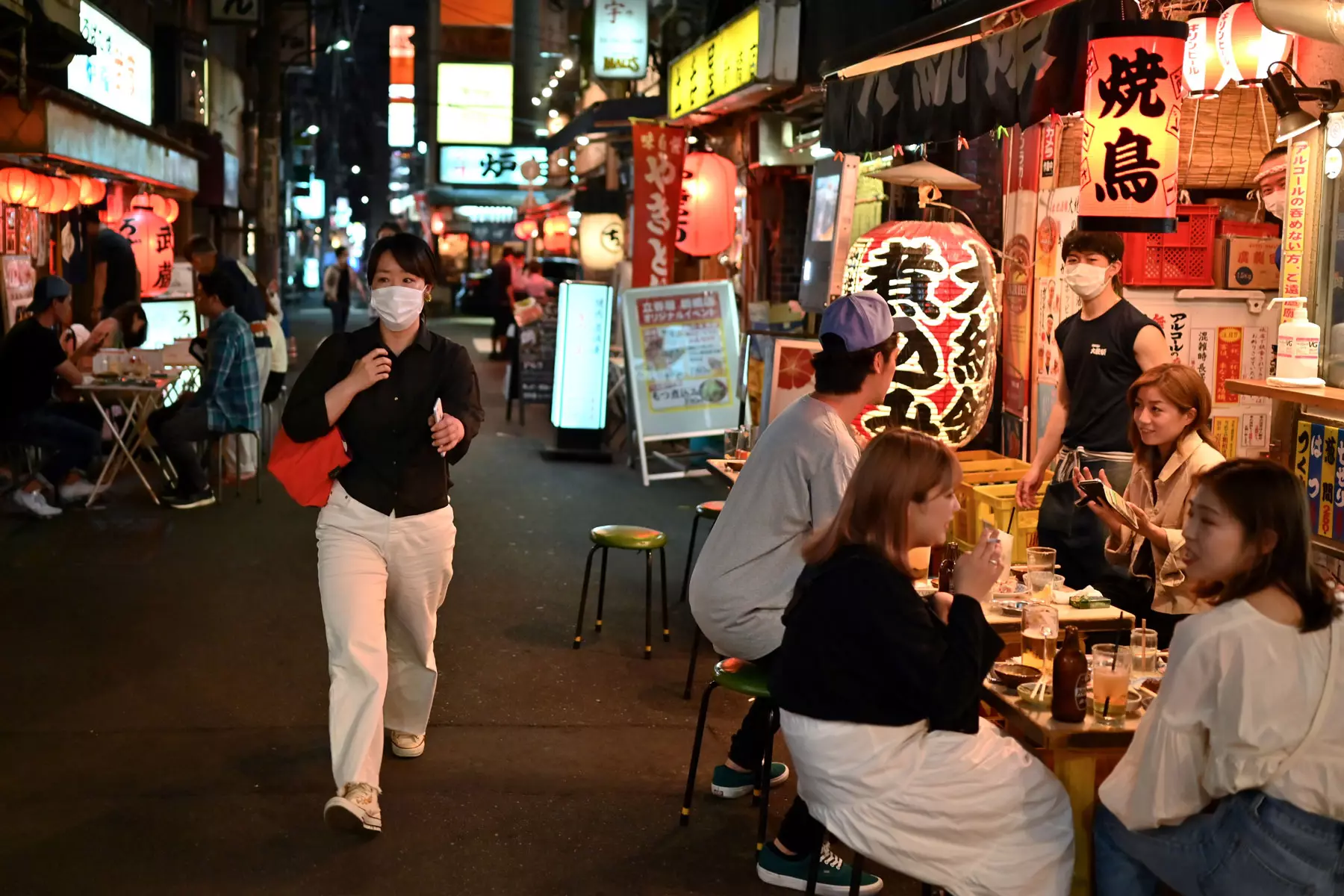 gente cenando afuera en el distrito Shinbashi de Tokio