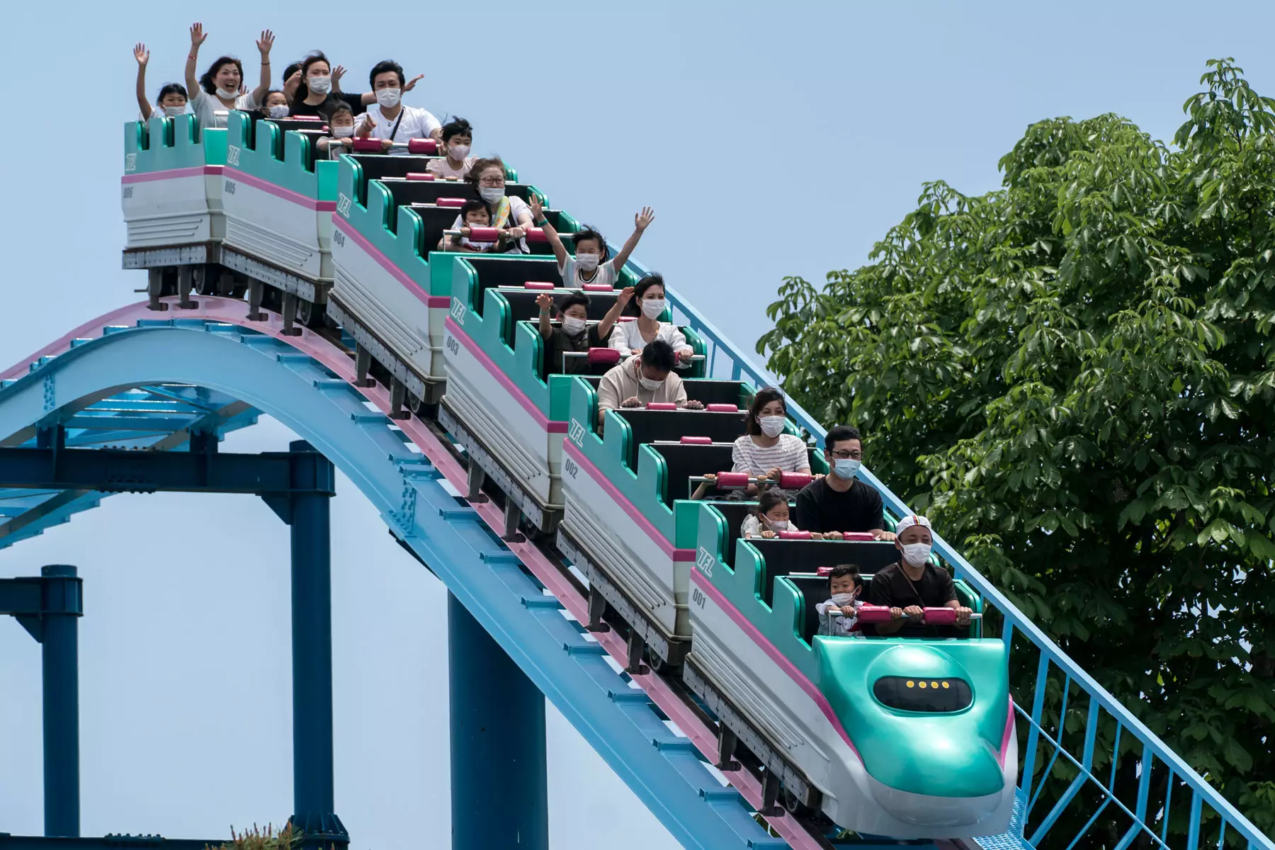 Abantu baseJapan abagqoke imaski ku-roller coaster