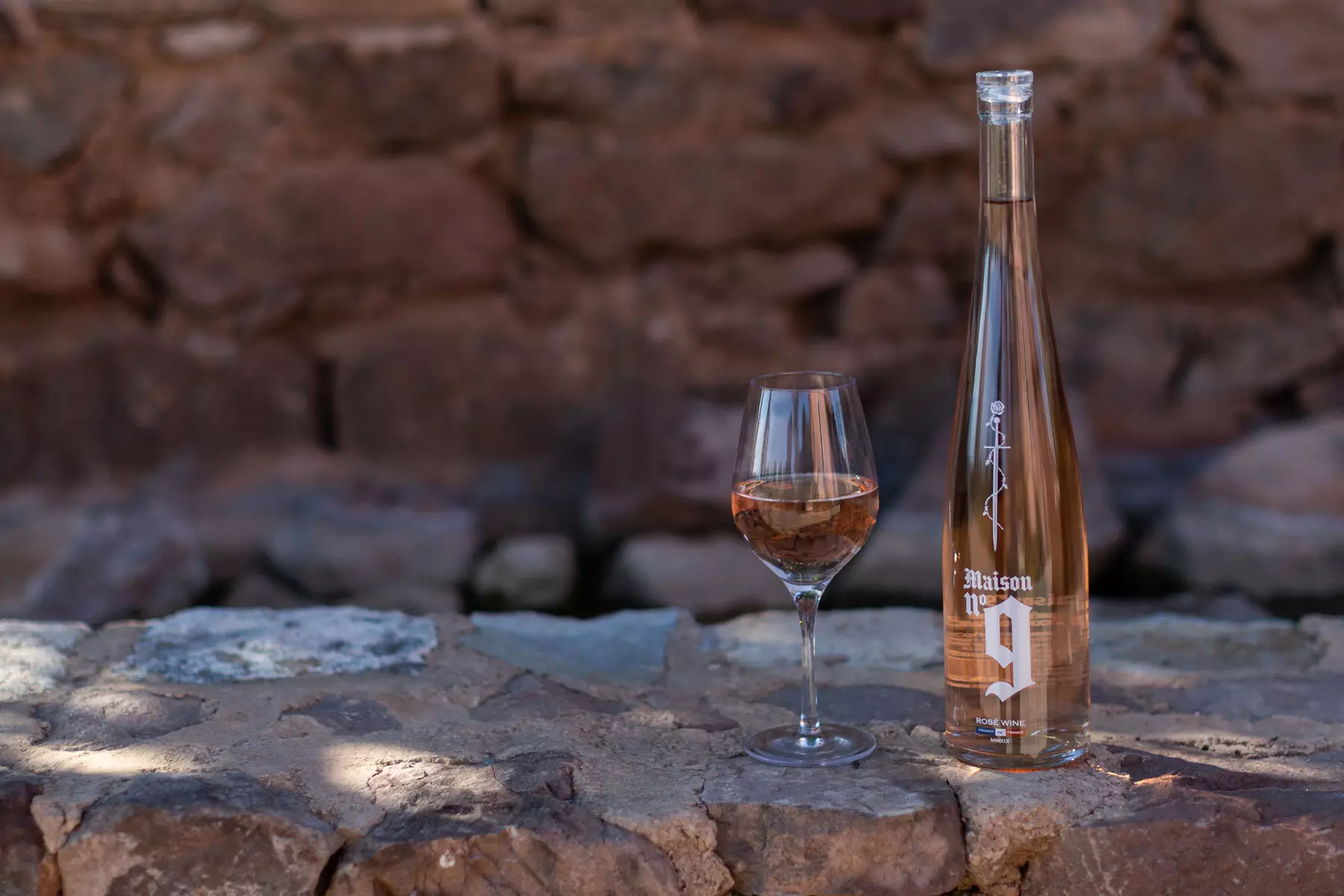 Pasado a botella e vaso de rosas da casa no 9 de Malon