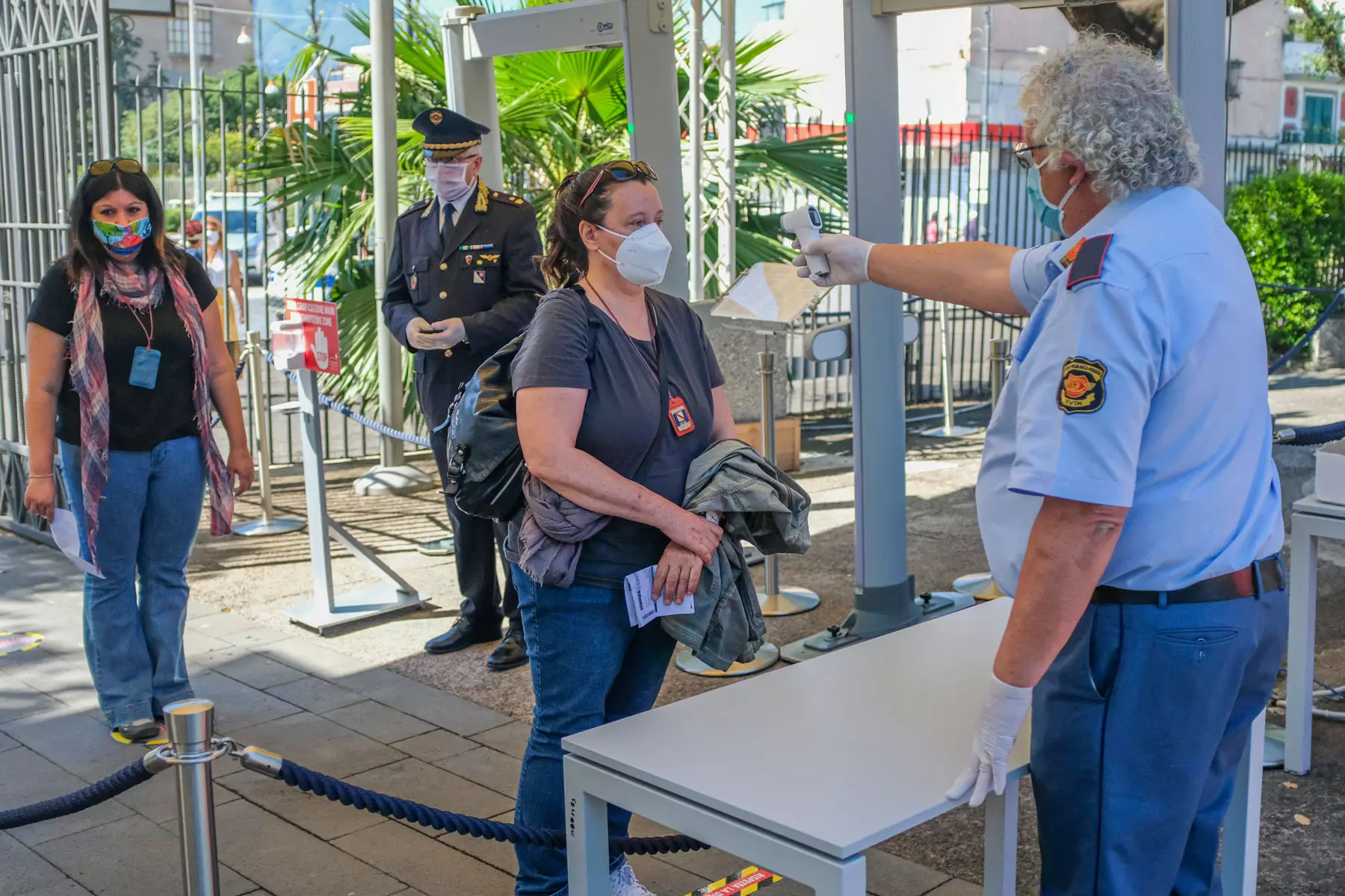 Visitatori di Pompei che ricevono controlli della temperatura