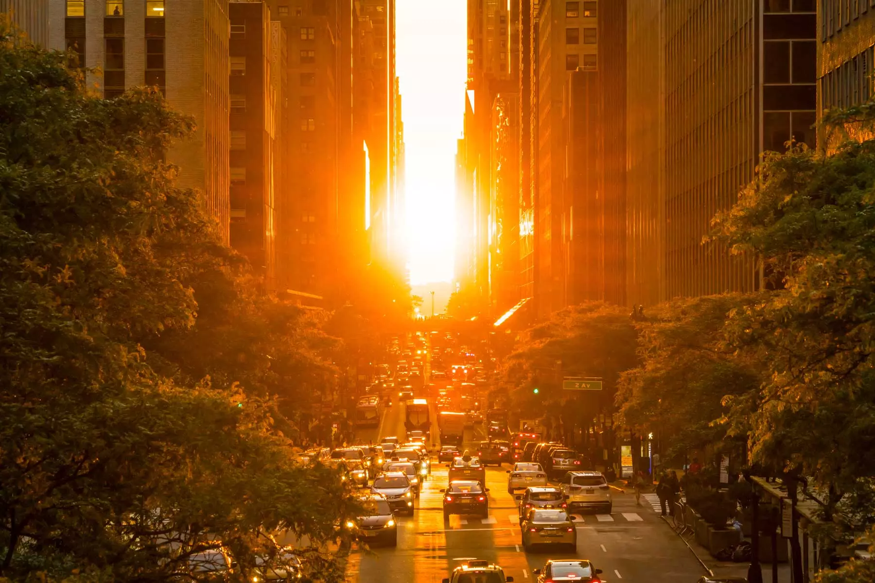 O día despois do Manhattanhenge. O sol poniente está aliñado coa rúa 42 de Midtown e ilumina o tráfico e os edificios da cuadrícula de Manhattan, Nova York, EE. UU. o 1 de xuño de 2017.