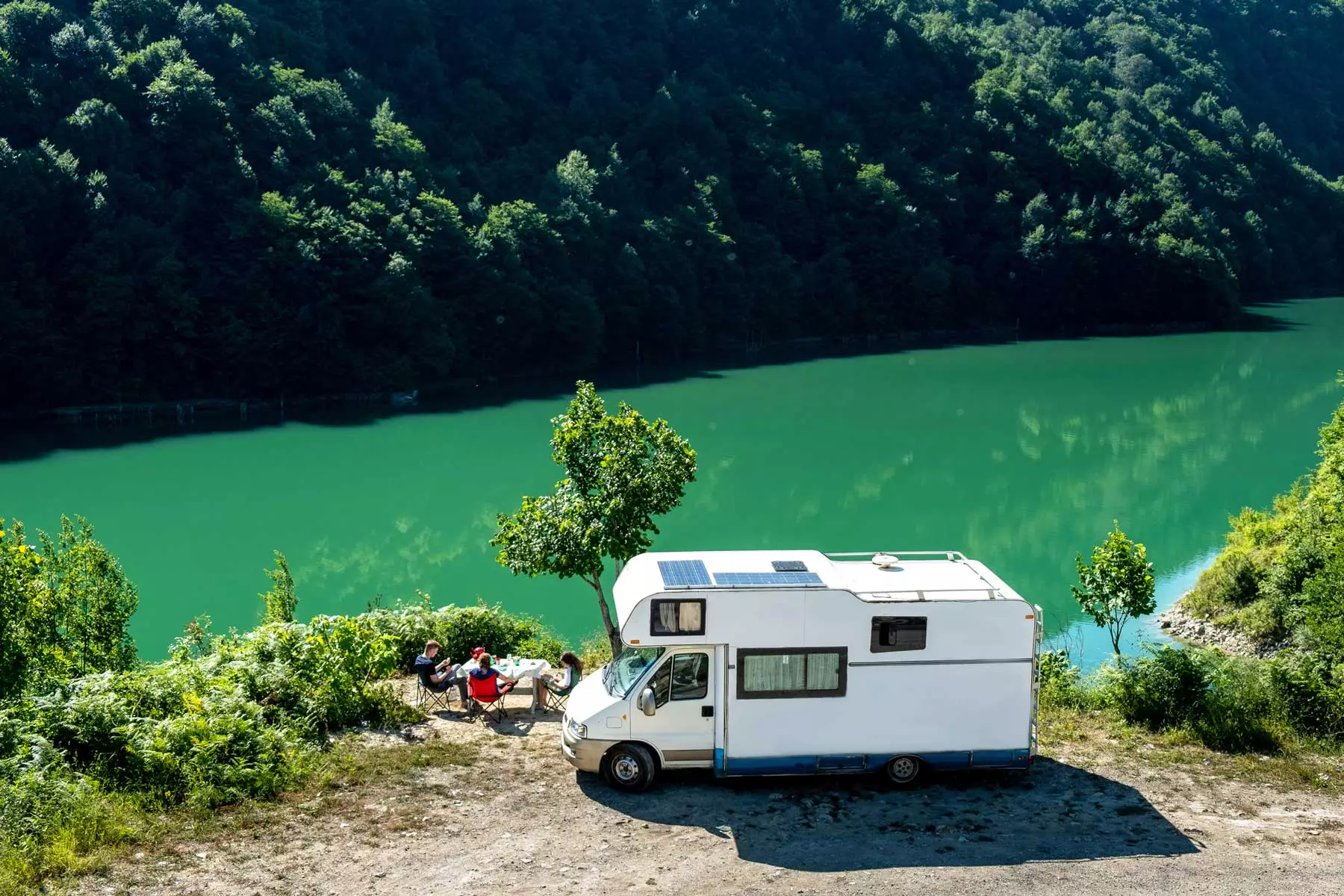 Familie vakantie reizen RV in de buurt van een meer