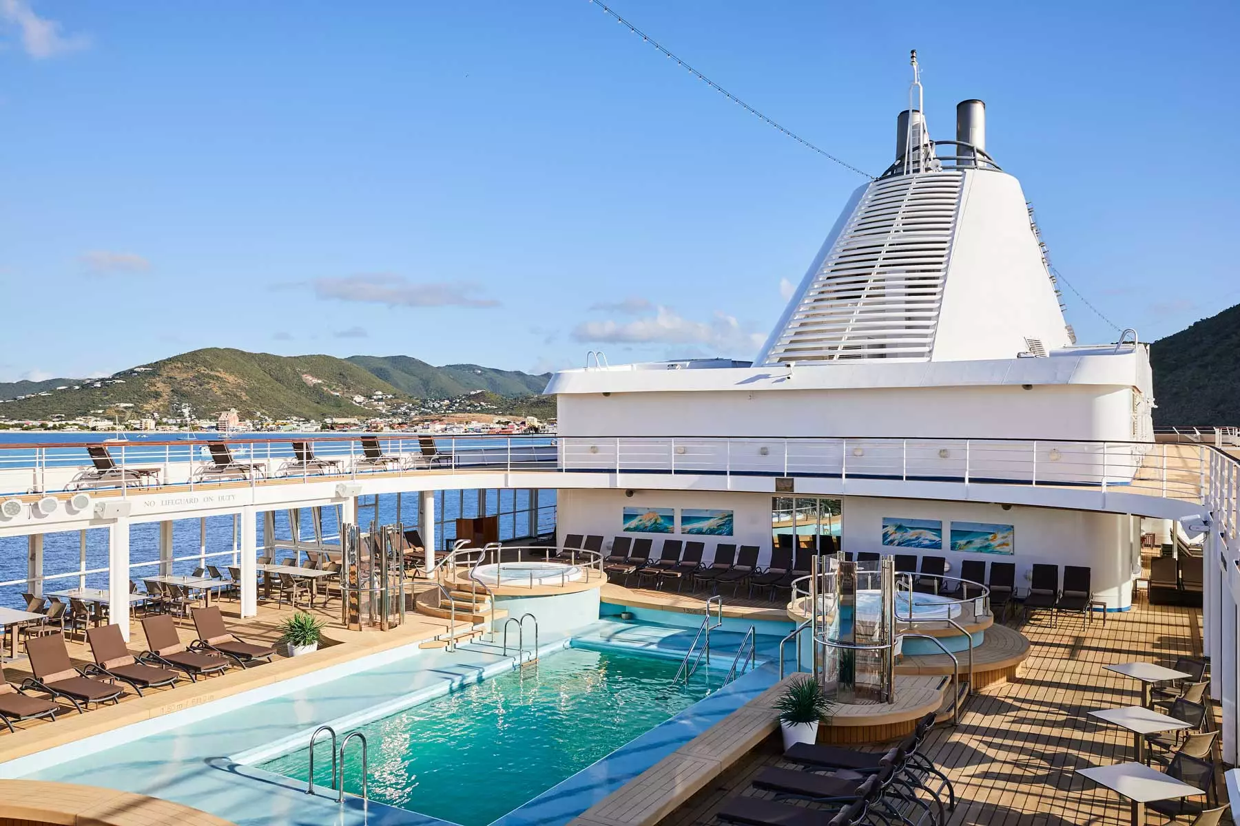 Cubierta de la piscina del barco de Silversea