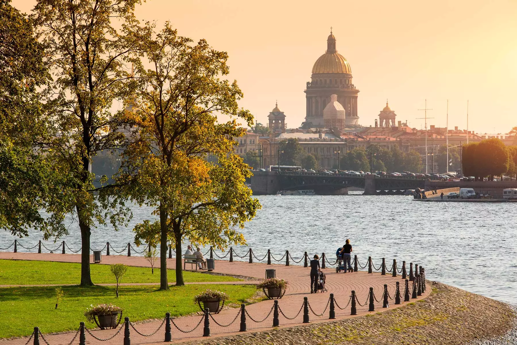 San Petersburgo, vista de la catedral de San Isaac y el río Neva.