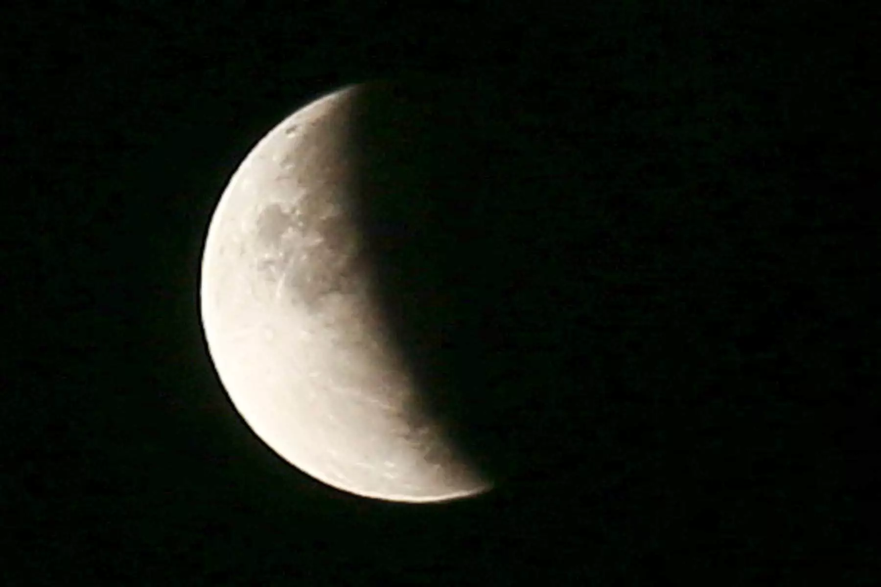 La luna vista durante el eclipse lunar parcial