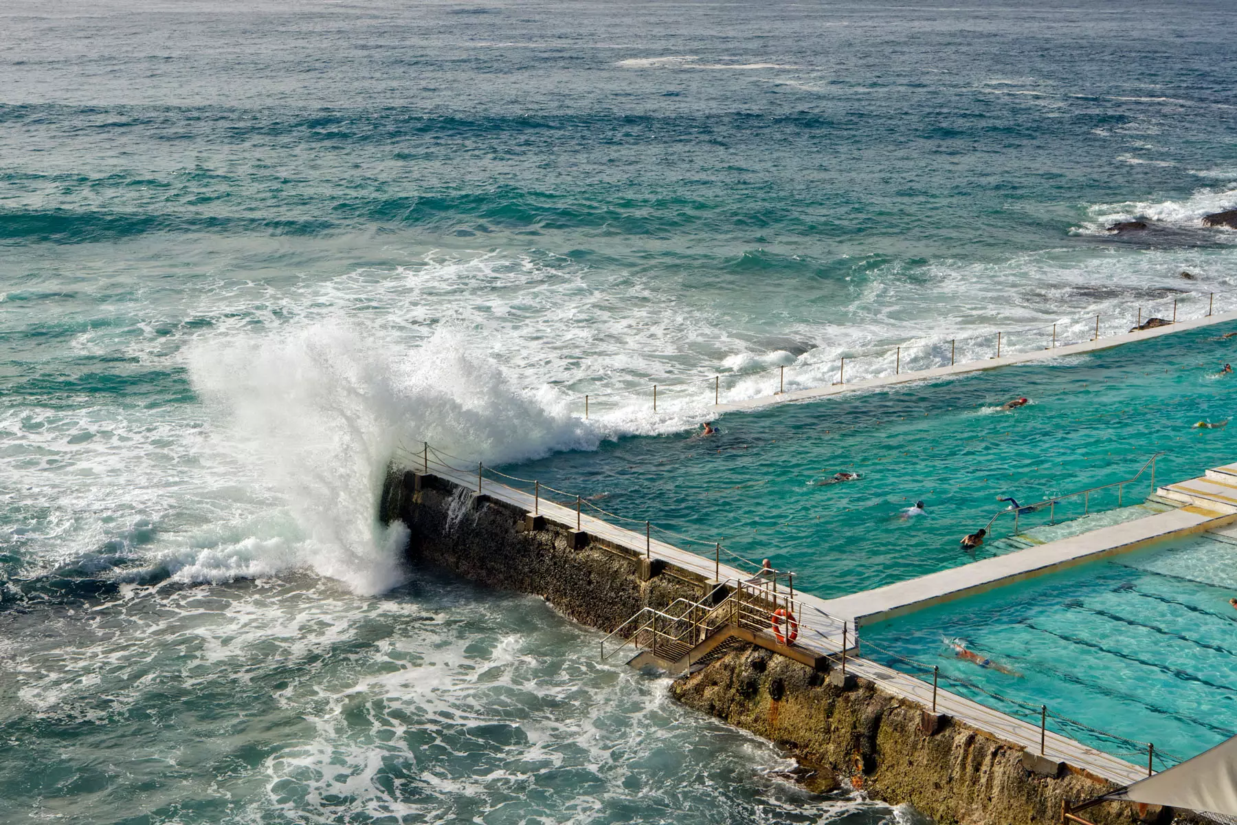 Awọn igbi kọlu lori Bondi Beach Iceberg Pool