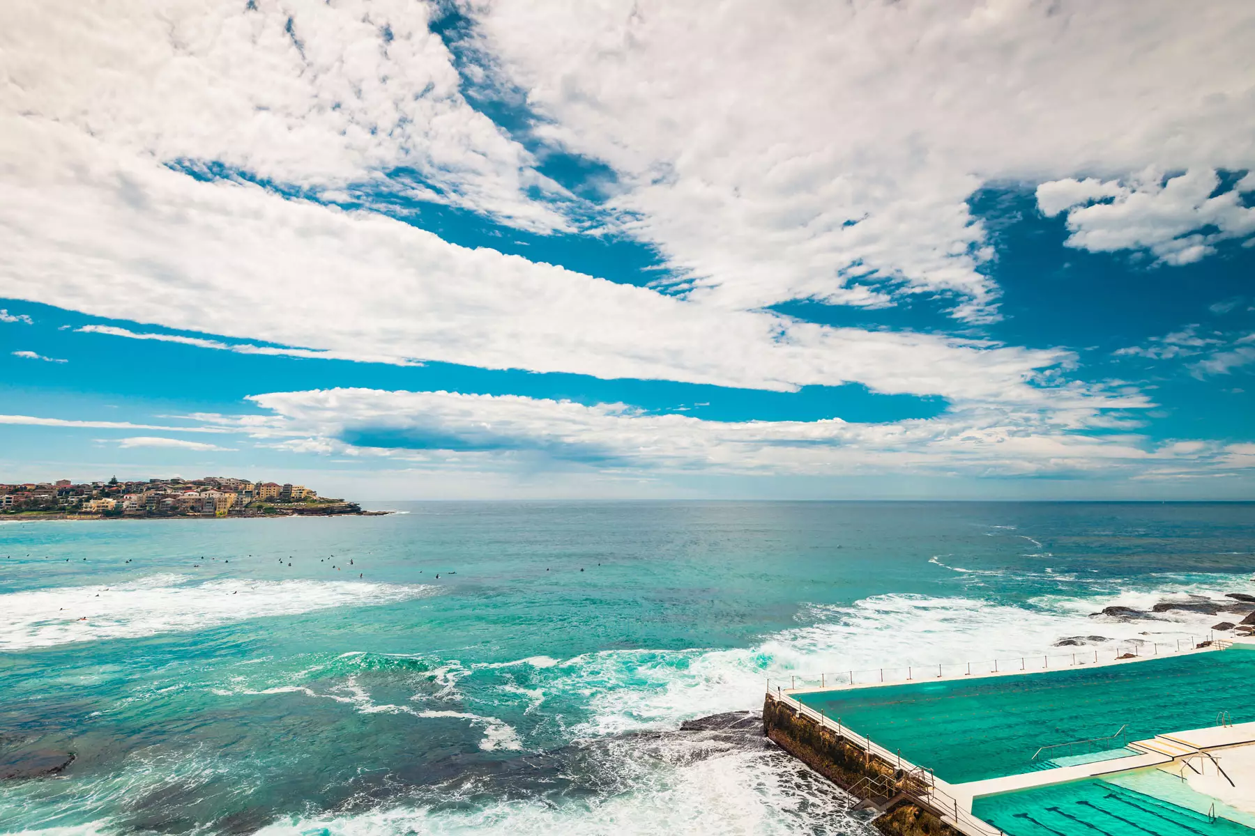 Bondi Beach Iceberg baseins ar kraukšķīgiem viļņiem un okeānu