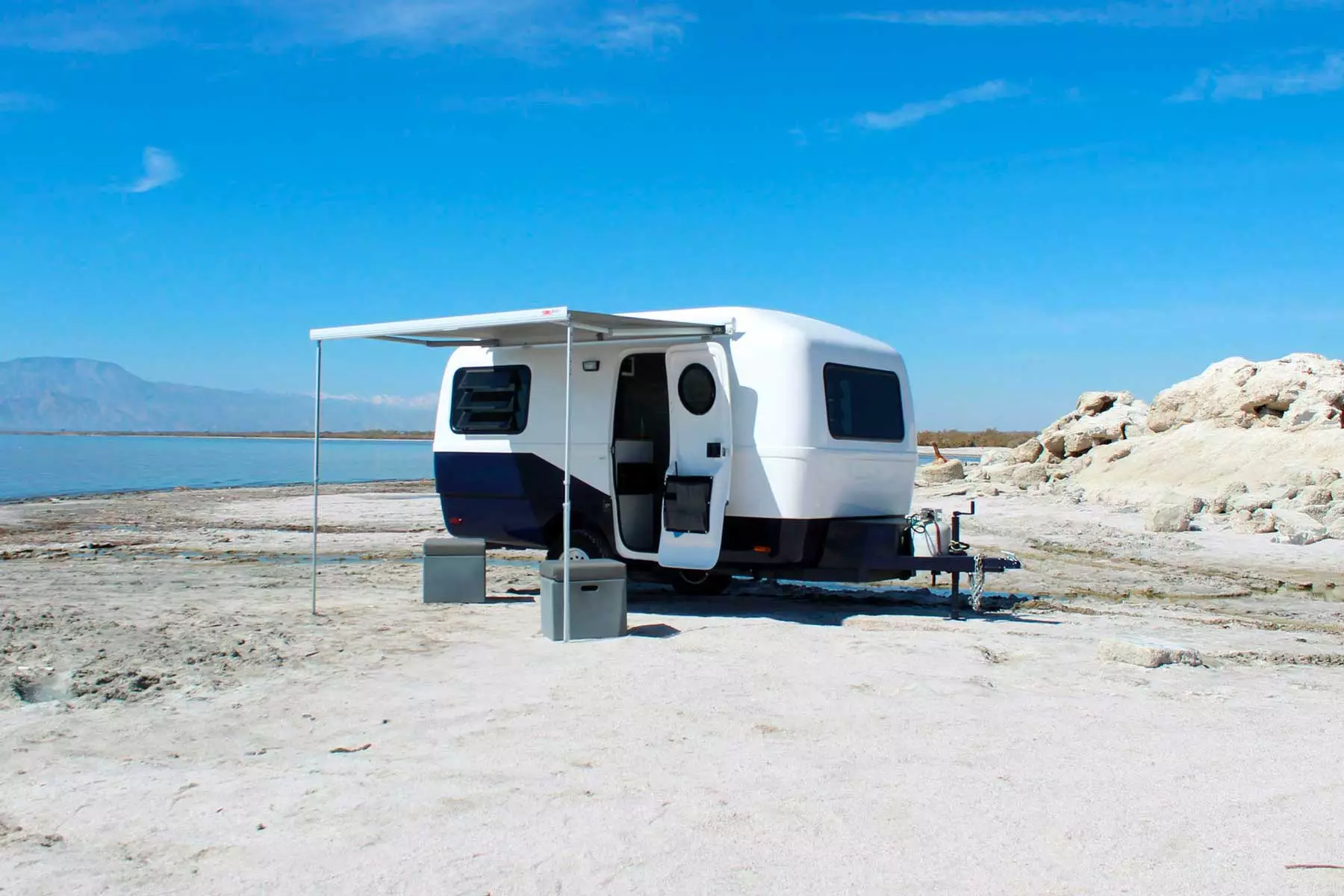 Veselejši kamper popotnik na peščeni plaži