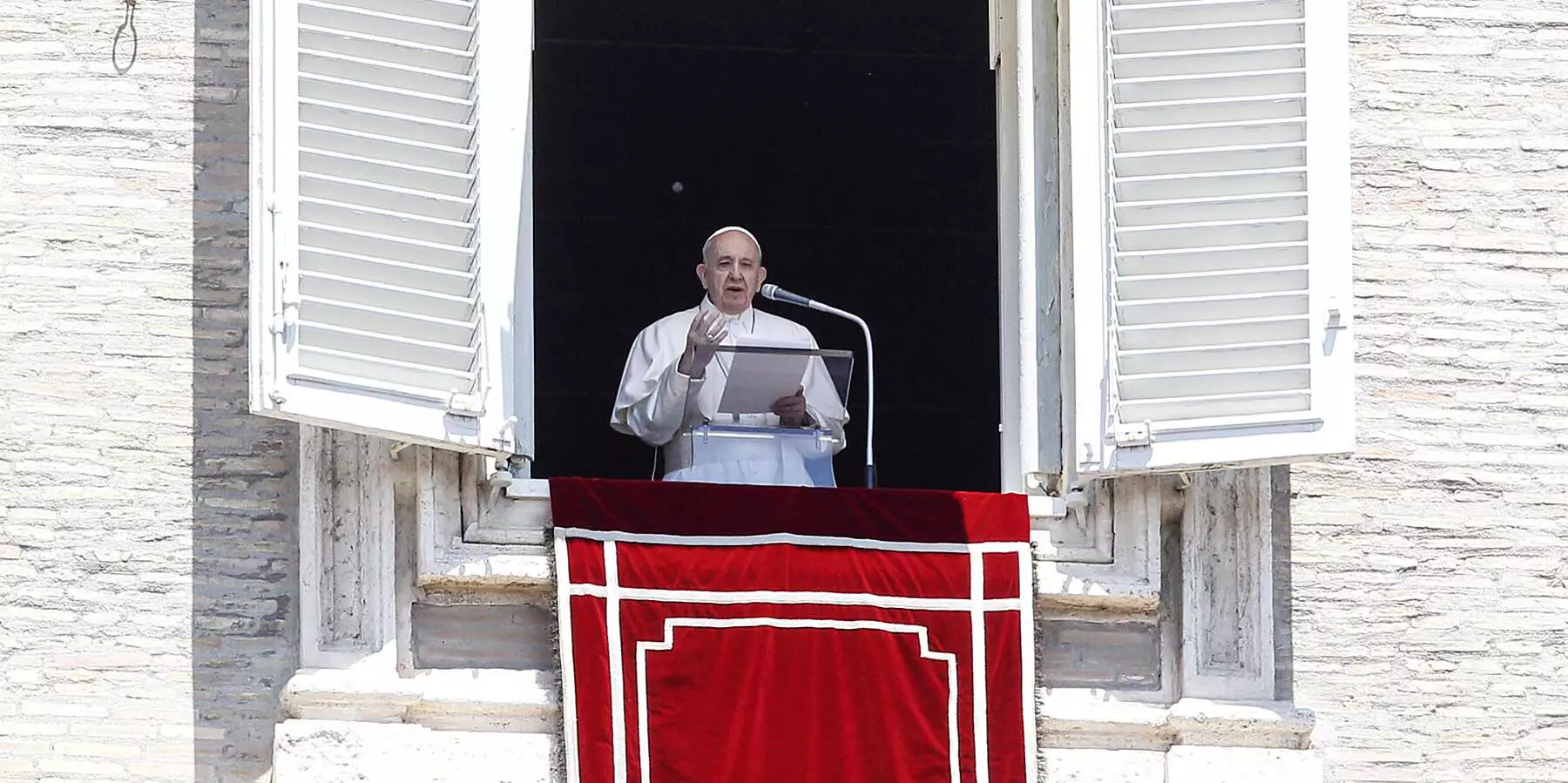 El papa Francesc ofereix el primer servei públic des del balcó des del confinament