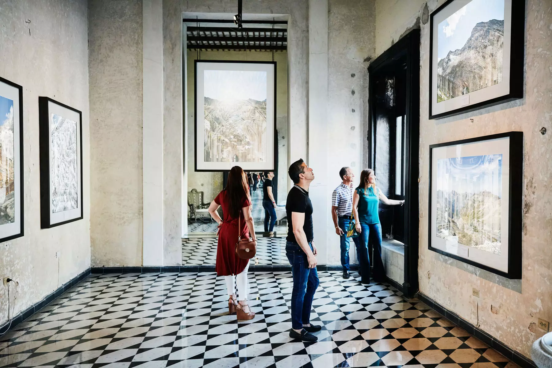 Mensen kijken naar kunst in museum