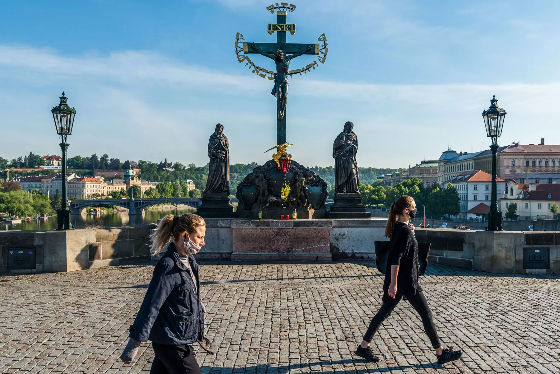 staigātāji, kas valkā sejas maskas uz Kārļa tilta