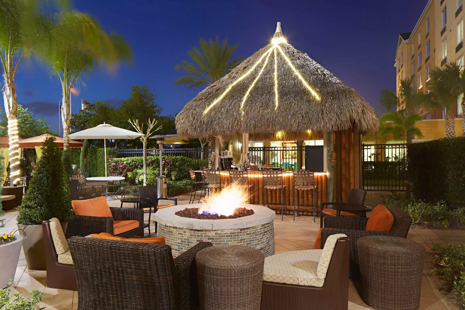 Tiki Bar agus Fire Pit ag Hilton Garden Inn in Orlando