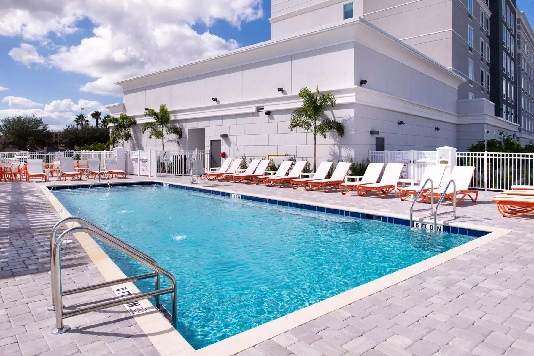 Naĝejo ĉe la Holiday Inn & Suites en Orlando