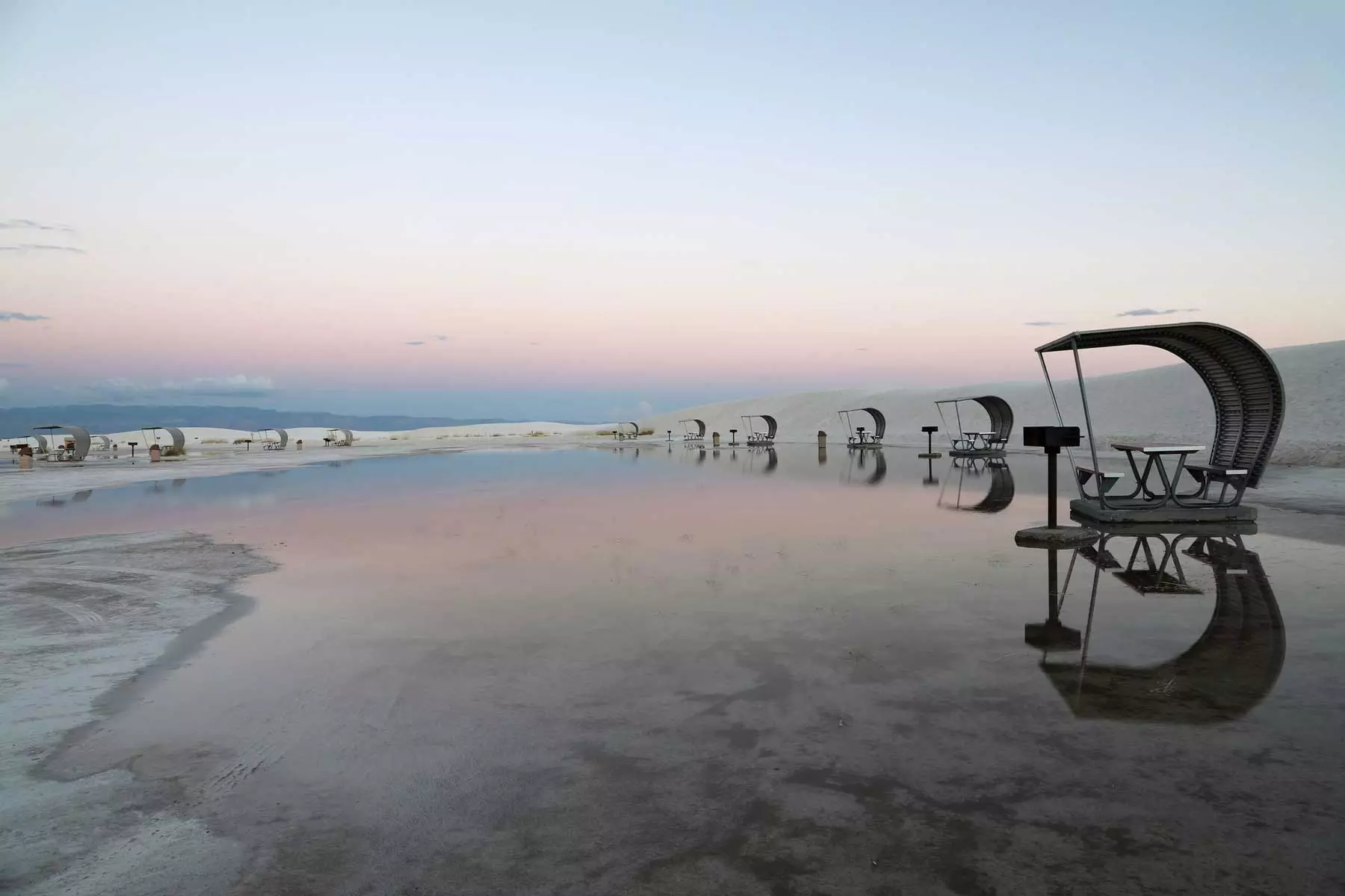 Piknik-alueen heijastus auringonlaskun jälkeen White Sandsin kansallispuistossa New Mexicossa