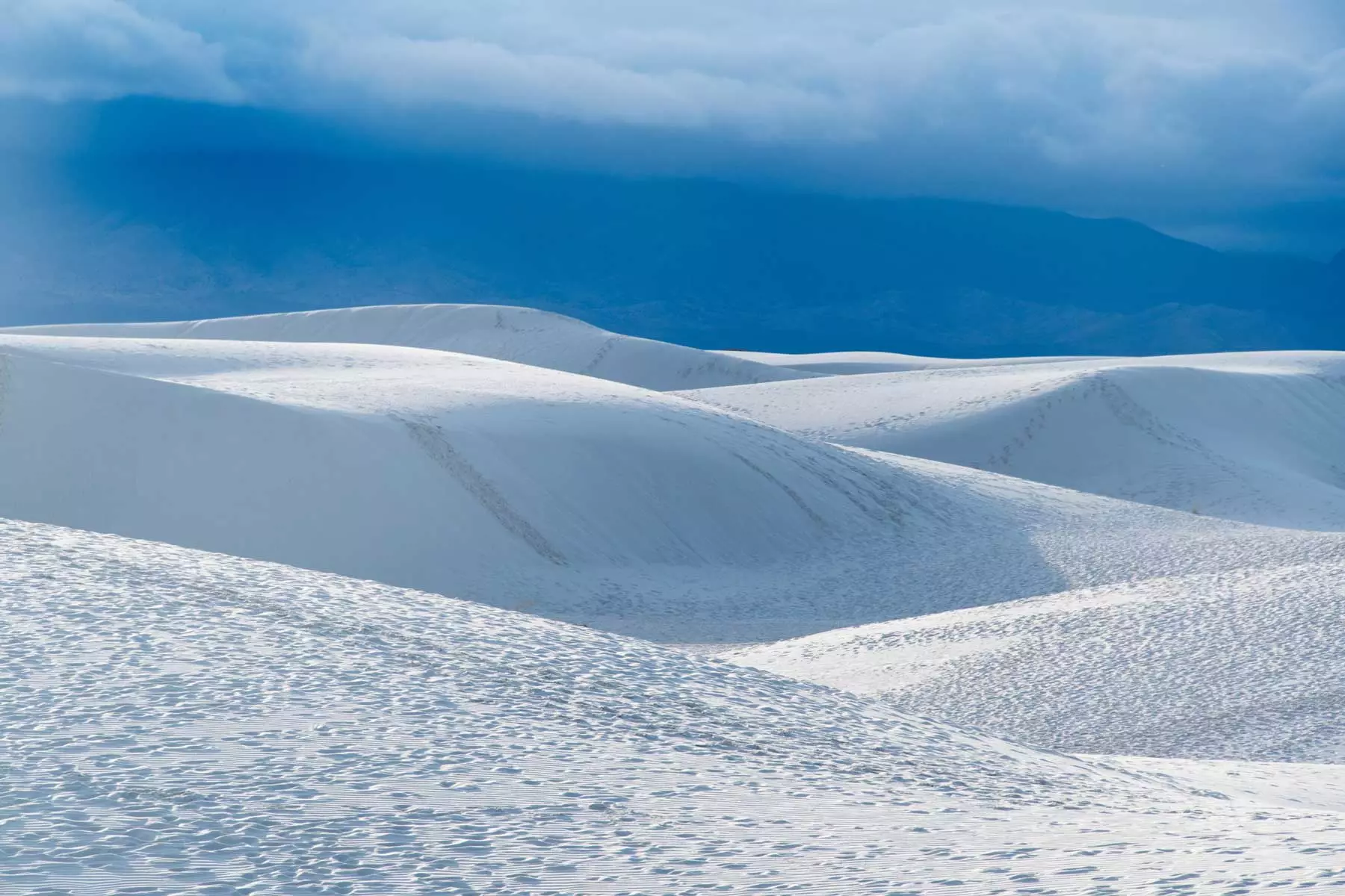 Gumuk Gypsum paling gedhé ing donya ing New Mexico ing Pasir Putih kanthi langit biru