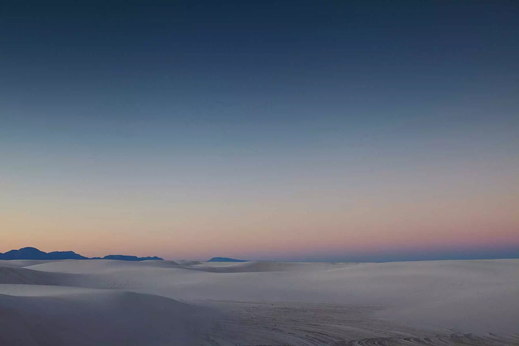 Gumuk pasir putih nalika srengenge srengenge ing Taman Nasional White Sands, New Mexico, Amerika Serikat