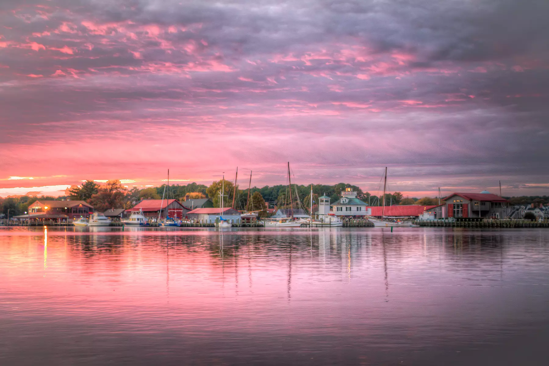 Veľmi fialový západ slnka v prístave St. Michaels v Marylande