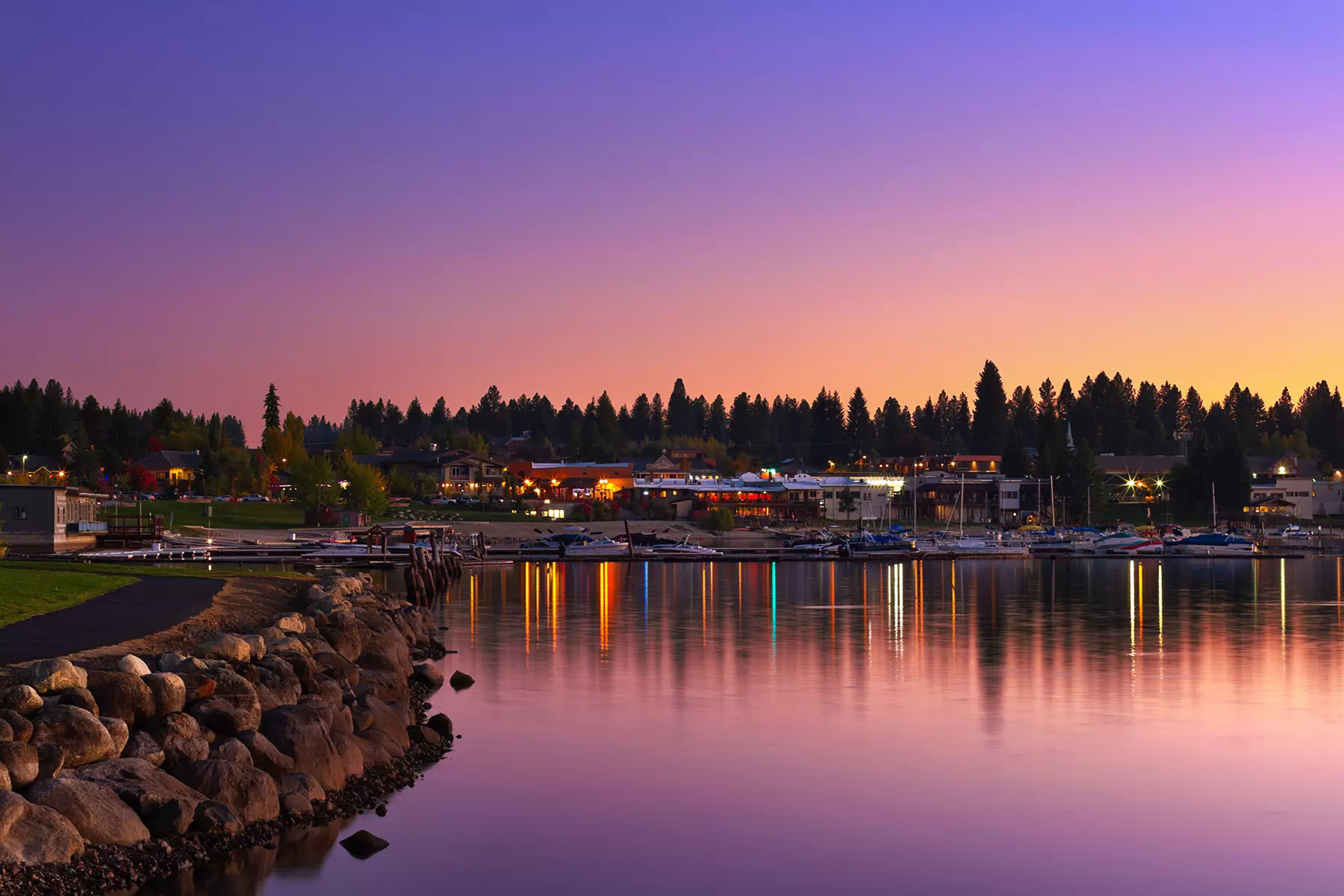 Cahaya berkilauan di bandar percutian kecil McCall, Idaho, dipantulkan di perairan tenang Tasik Payette pada waktu matahari terbenam pada petang musim luruh
