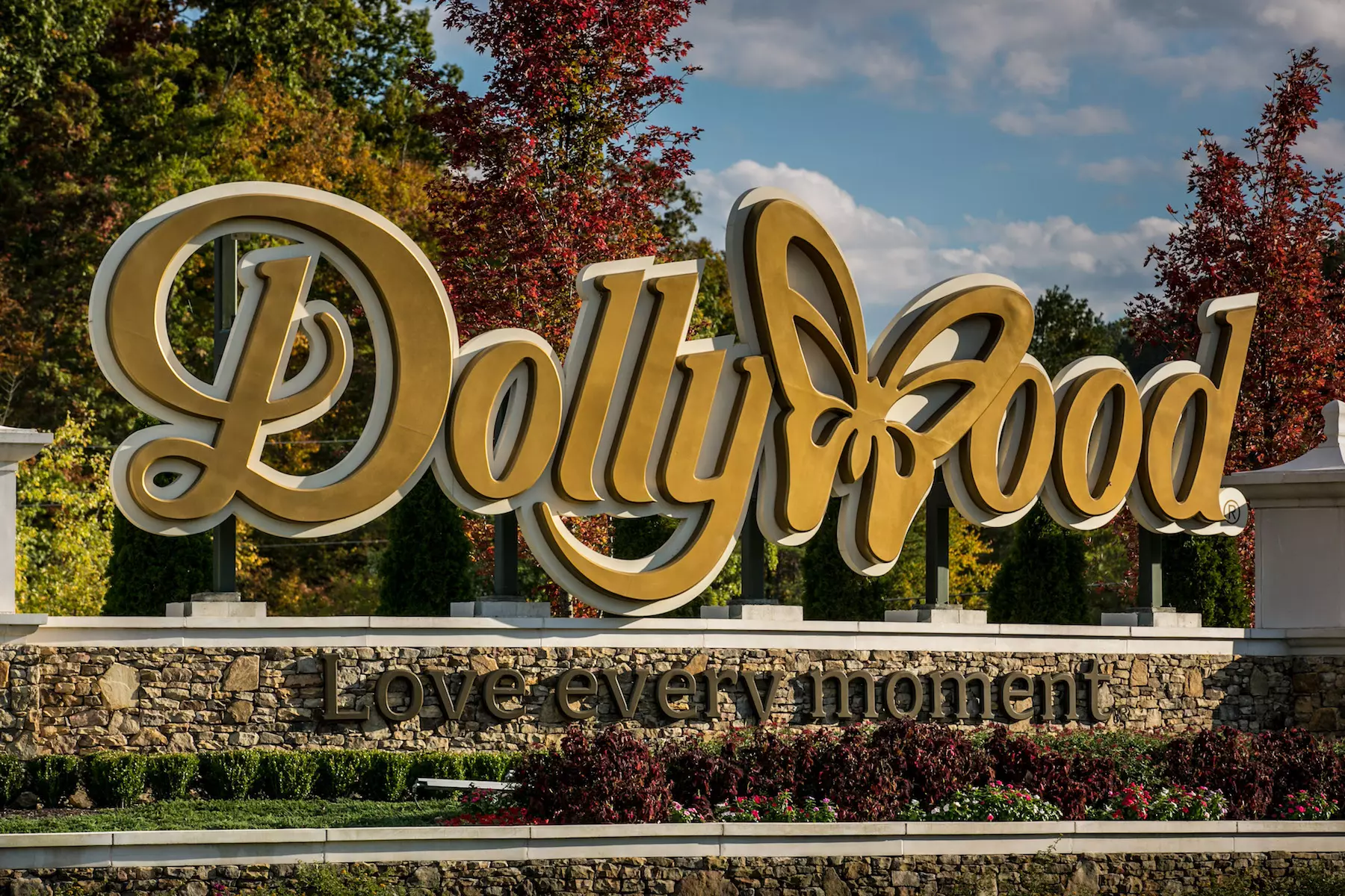 Dollywood کے داخلی راستے کو 18 اکتوبر 2016 کو Pigeon Forge, Tennessee میں دیکھا گیا۔