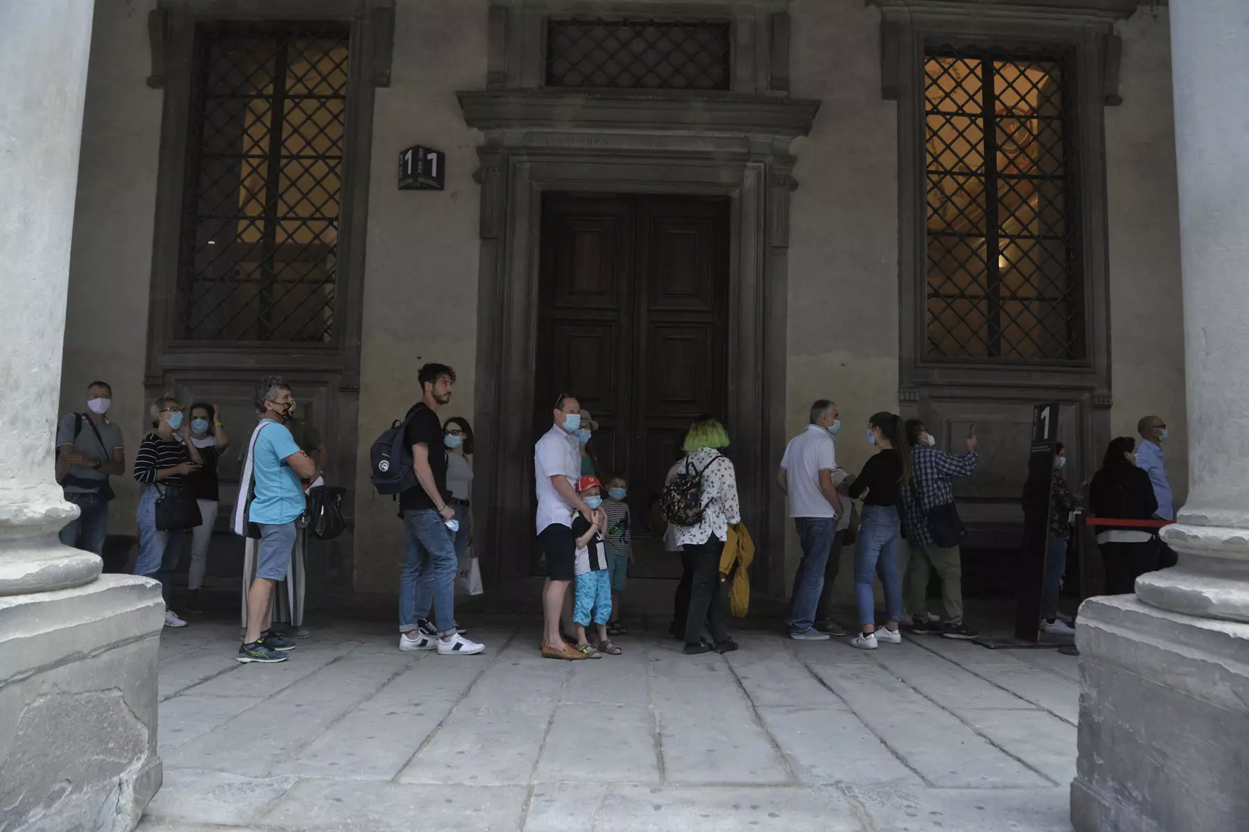 visitantes en fila nos Uffizi