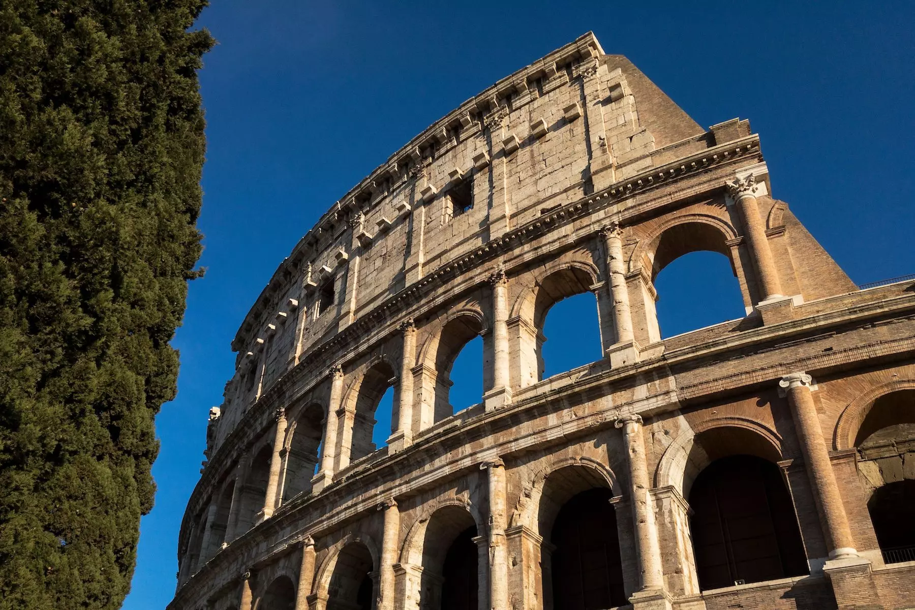 Sebuah gambar yang diambil pada 27 Februari 2019 menunjukkan Colosseum di Roma, Italia.