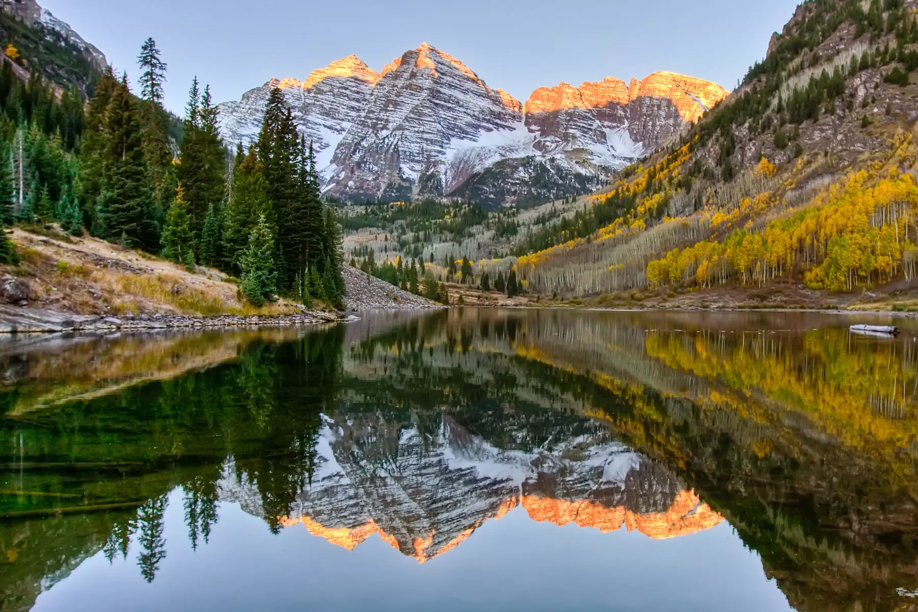 Rocky Mountains reflektéieren am Séi am Colorado