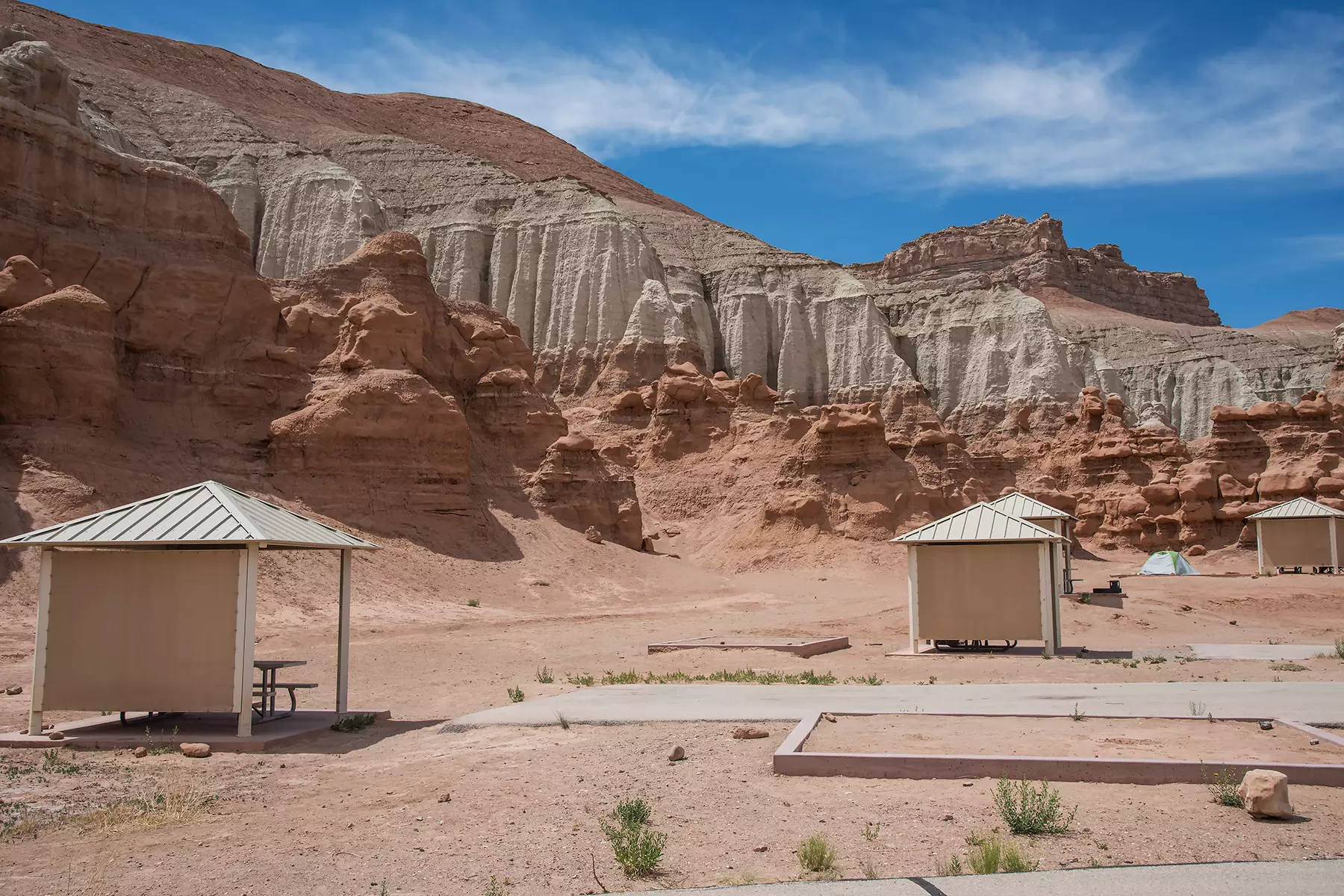 Gwersylla Anialwch ym Mharc Talaith anghysbell Goblin Valley, Utah