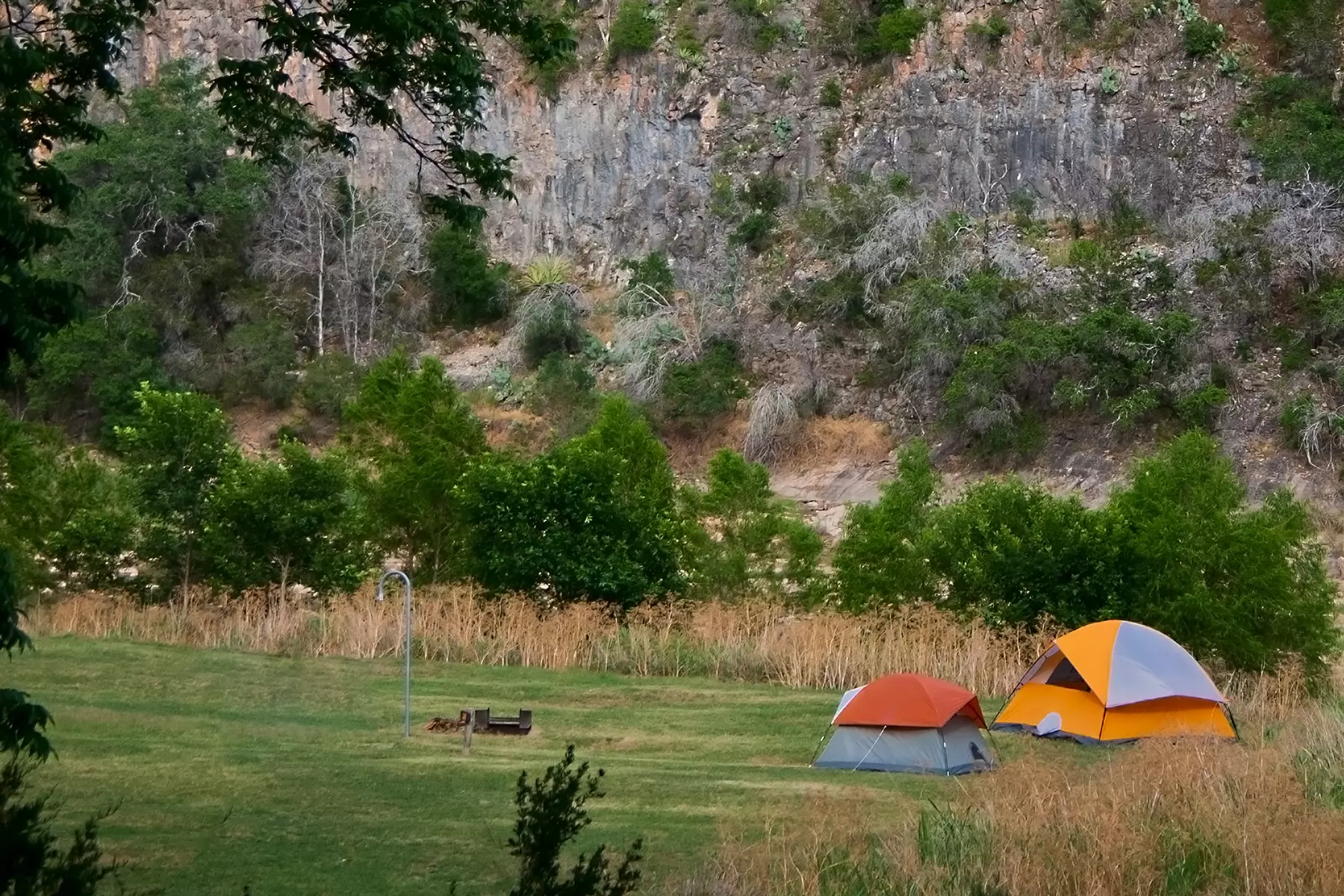 Dua tenda parantos dipasang di tempat kemah caket gawir di Colorado Bend State Park di Texas.