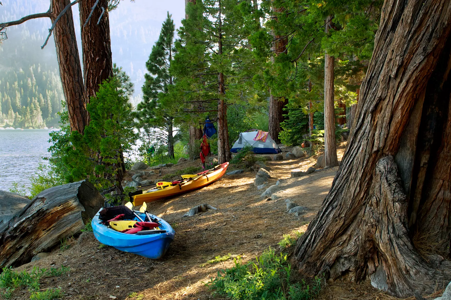 Canoes thiab tsev pheeb suab ntawm Emerald Bay Boat Camp, Emerald Bay State Park, California