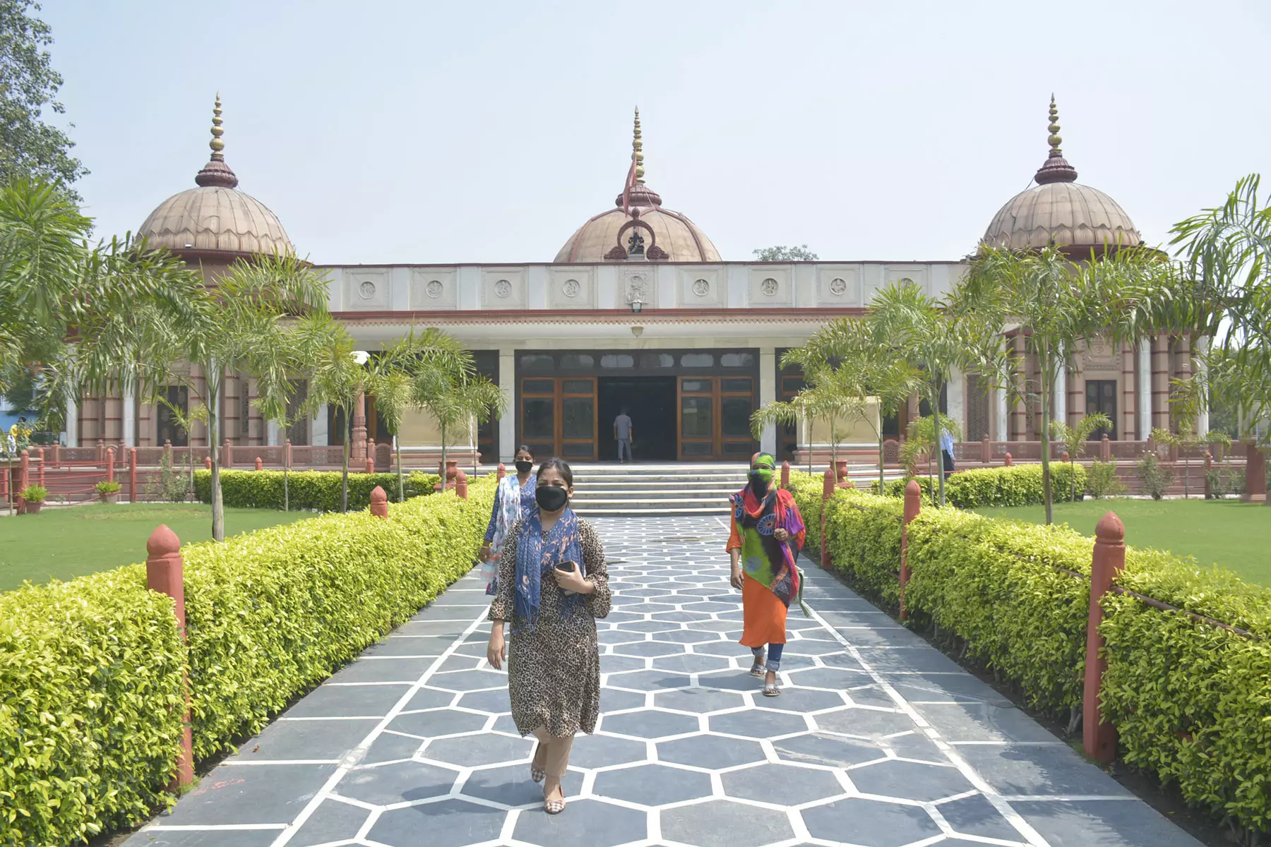 visitants fora de Durga Mandir