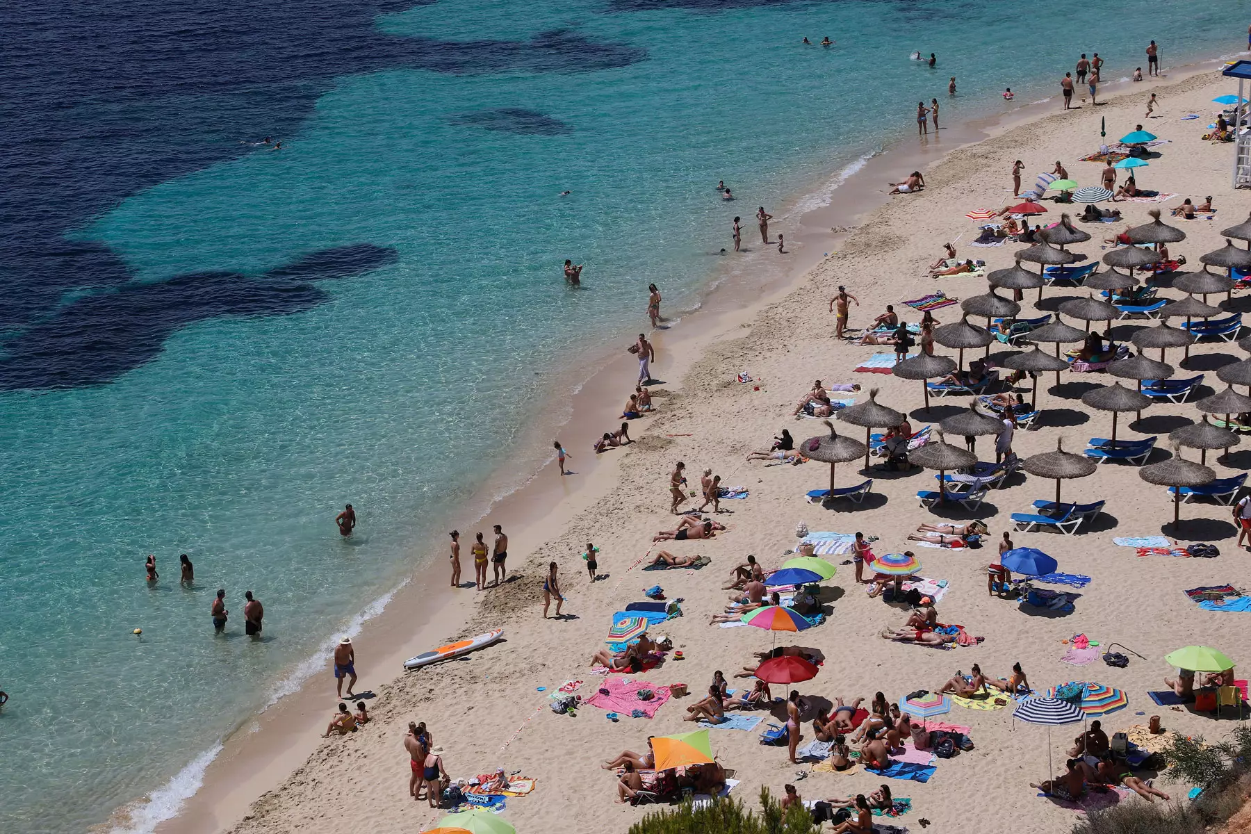 vanhu vanoshambira uye kupiswa nezuva paPortals Nous beach