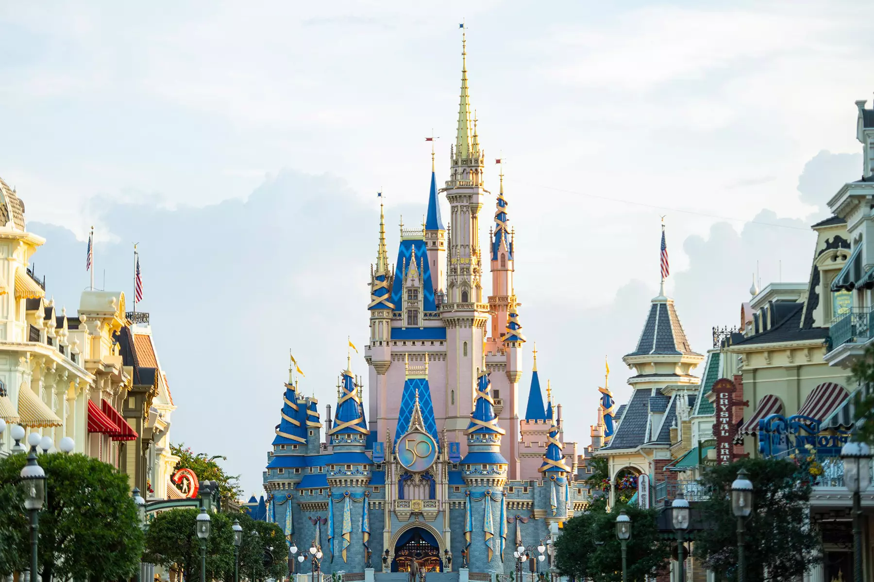 Pucuk anyar sing ngurmati ulang tahun ke-50 Walt Disney World Resort nghias Kastil Cinderella ing Taman Magic Kingdom ing Lake Buena Vista, Fla.