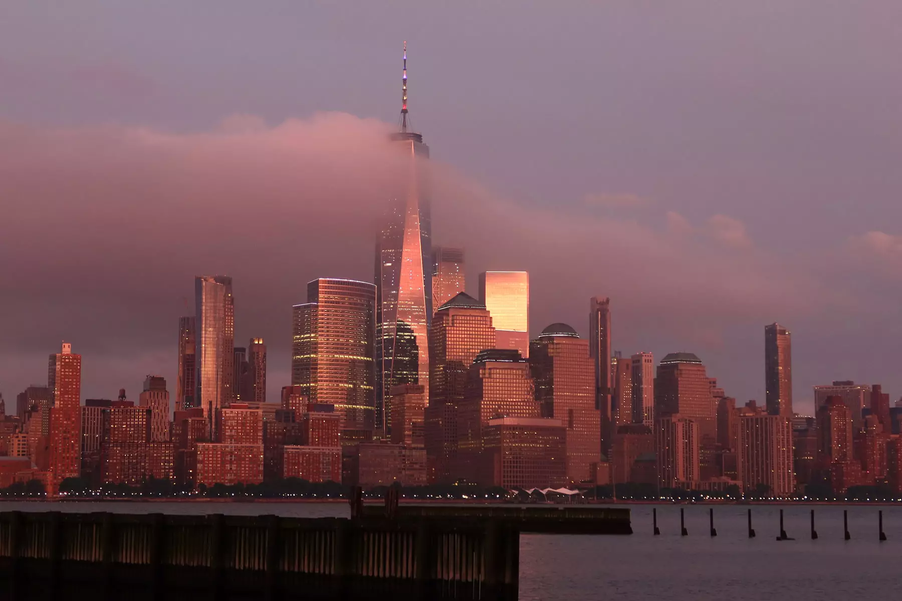 Lower Manhattan skyline, World Trade Center mumitambo pamene dzuwa likutuluka