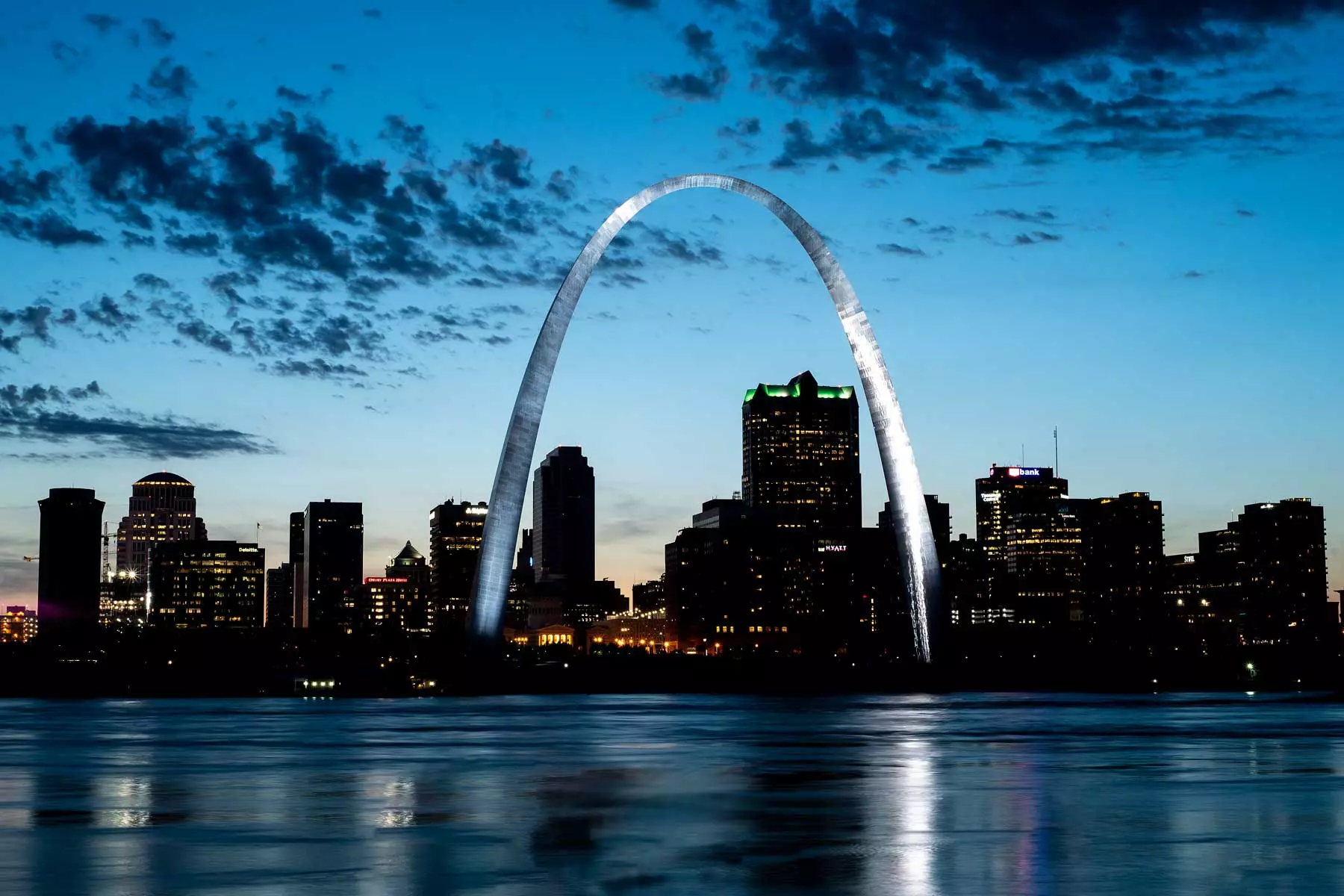 St Louis Mississippi Riverfront Gateway Arch ที่ Dusk