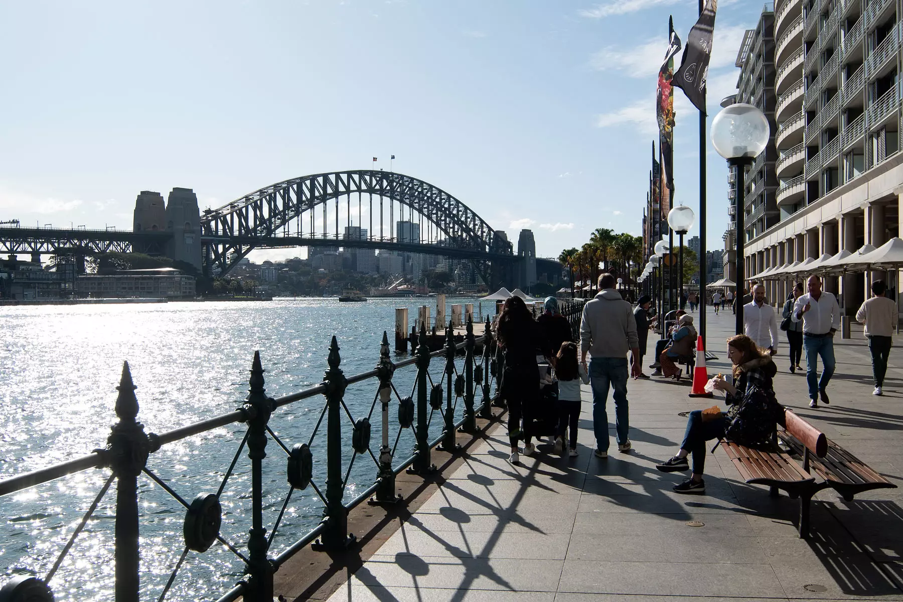 Хората се разхождат около East Circular Quay в Сидни, Австралия