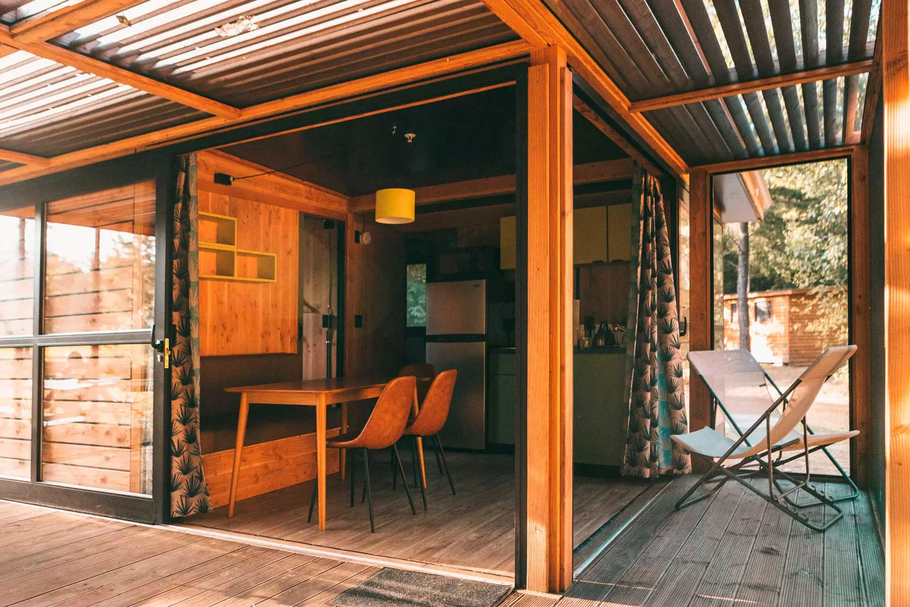 Hundirên Huttopia Glamping Tiny House bi mobîlyayên rustîk ên nûjen