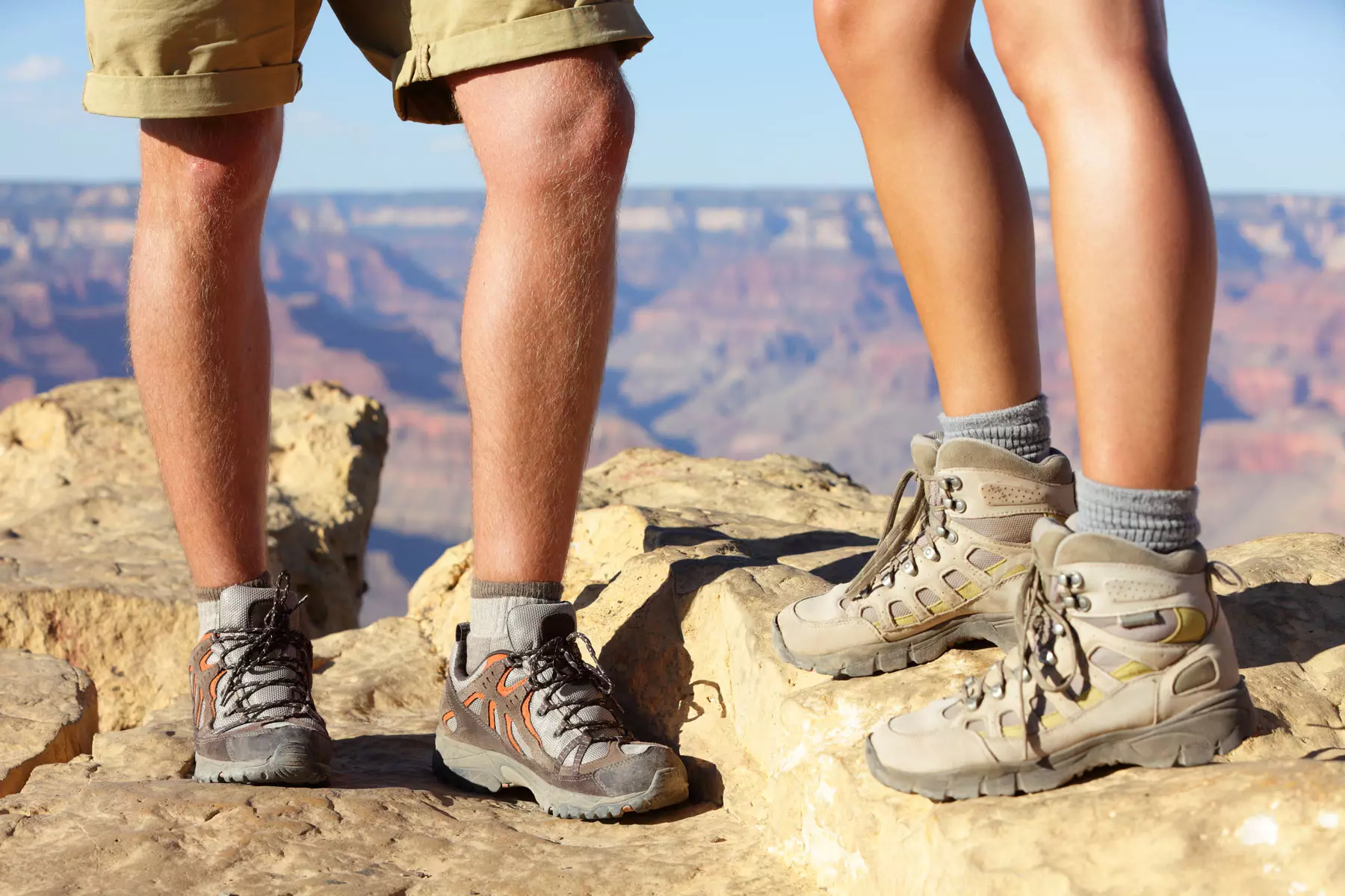 Lidé nosí turistické boty v Grand Canyonu