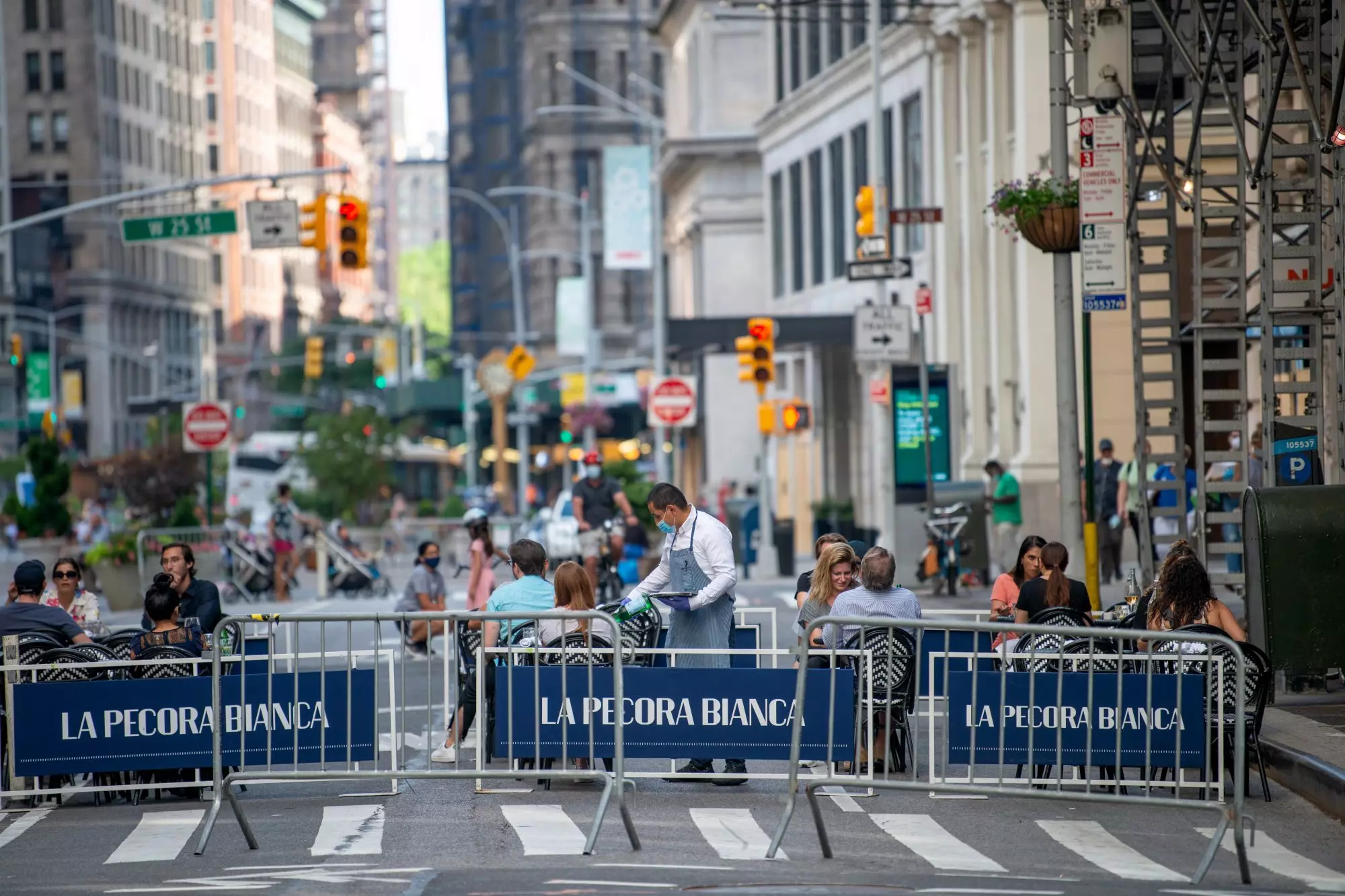 Nyu-Yorkliklar Manxettenda ochiq havoda ovqatlanishni yaxshi ko'radilar.