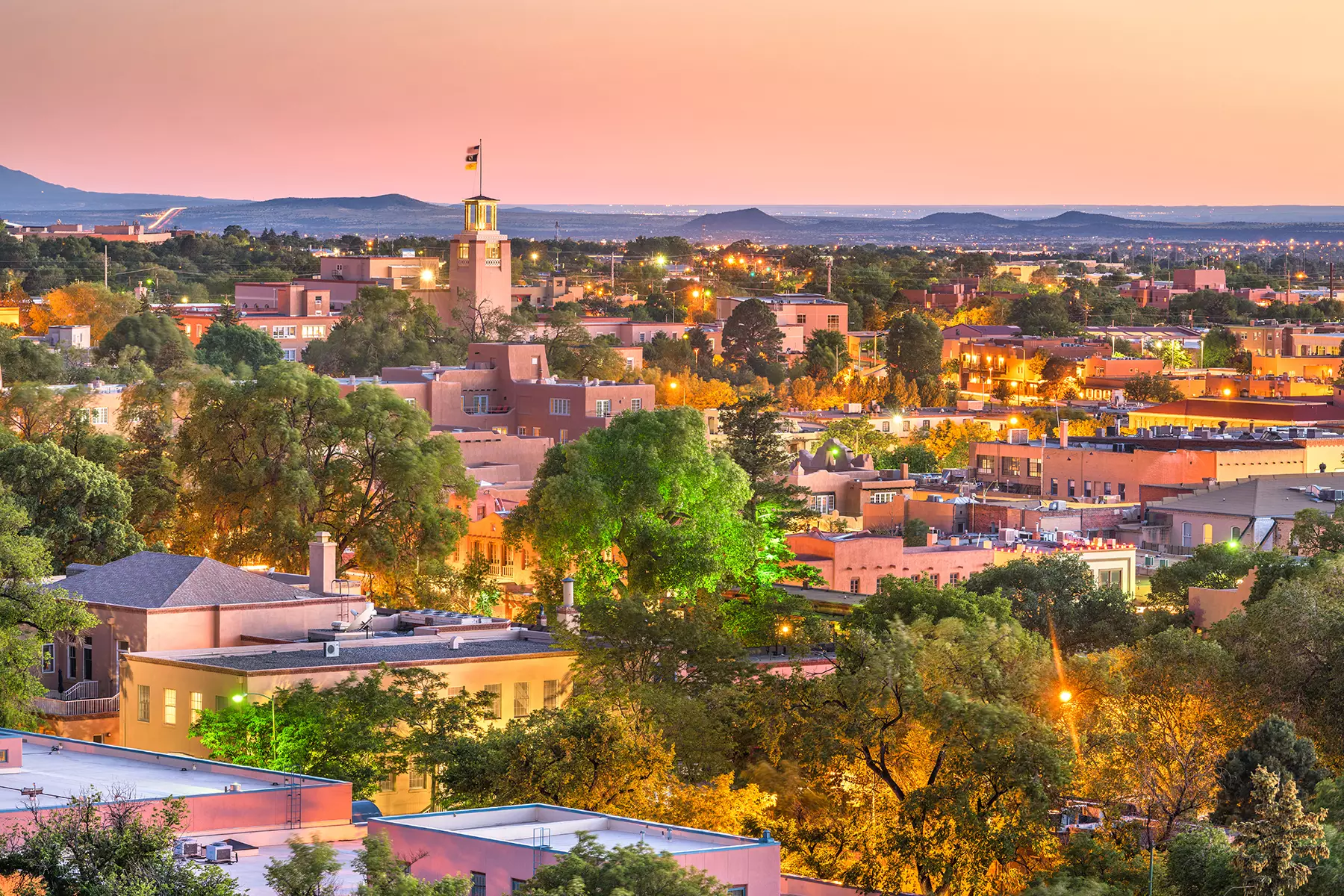 Santa Fe, New Mexico, USA aarin ọrun ni aṣalẹ.