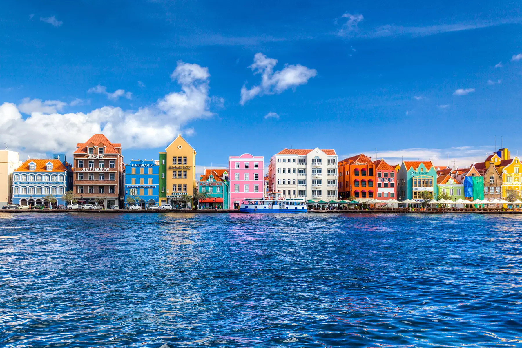 Panoramę Willemstad Curacao w słoneczny dzień.