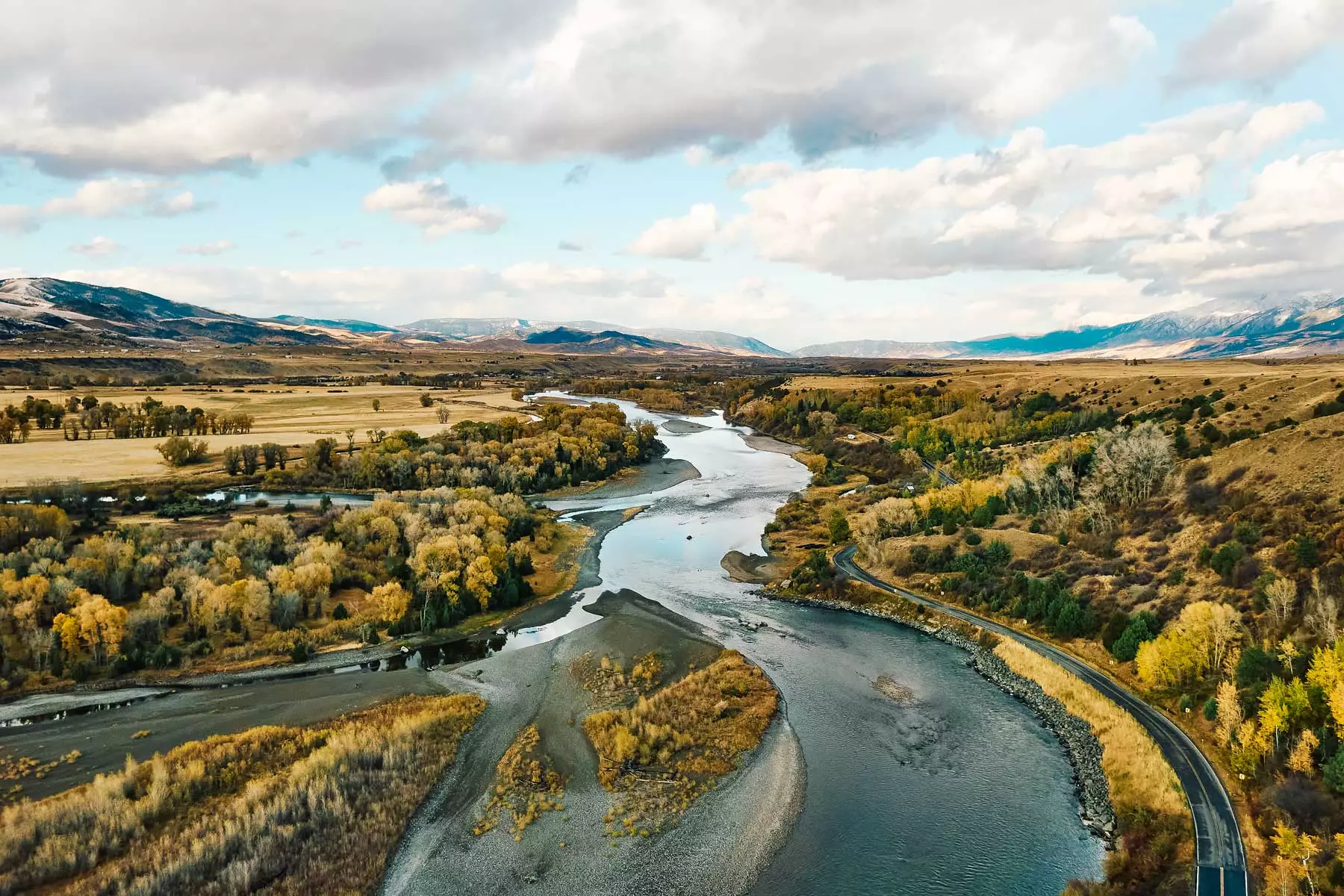 Montana shtatidagi Paradise vodiysidagi Yellowstone daryosining ko'rinishi